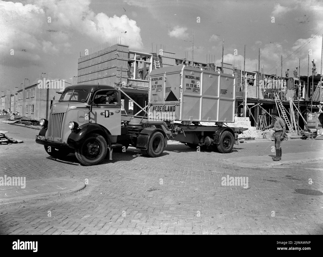 Loading bricks truck hi-res stock photography and images - Alamy