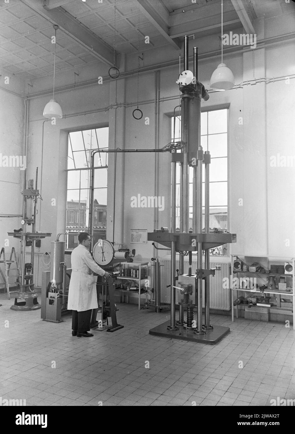 Interior of the Keuringsbureau of the N.S. (Concordiastraat) in Utrecht ...