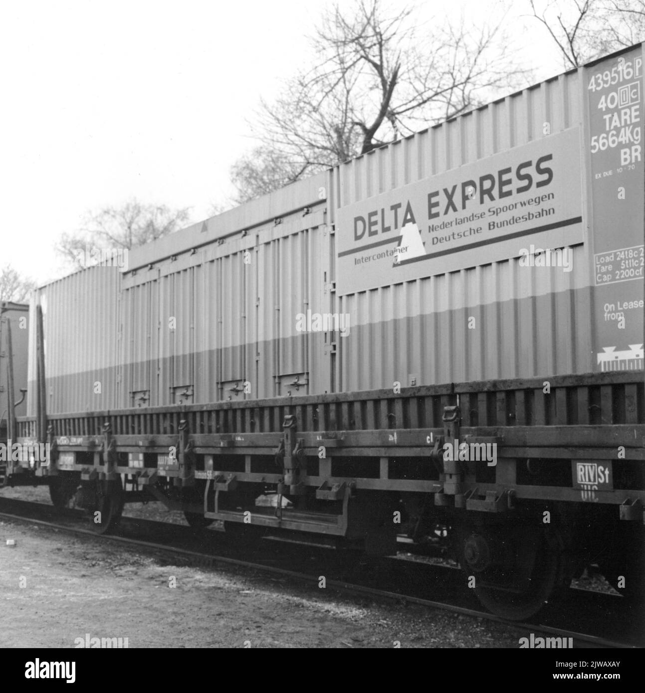 Image of the transport of containers with the Delta Express ...