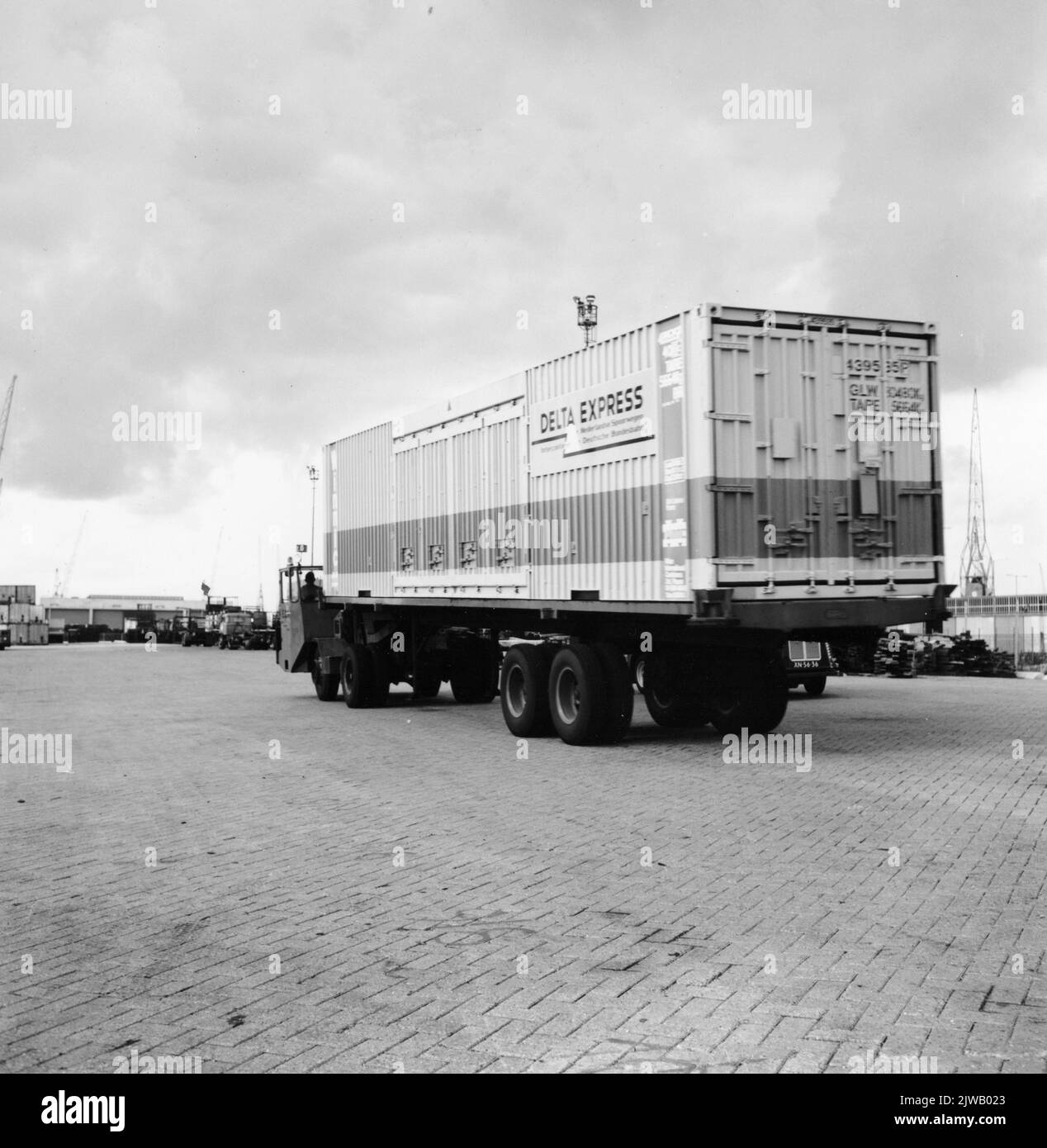Image of the transport of containers with the Delta Express ...