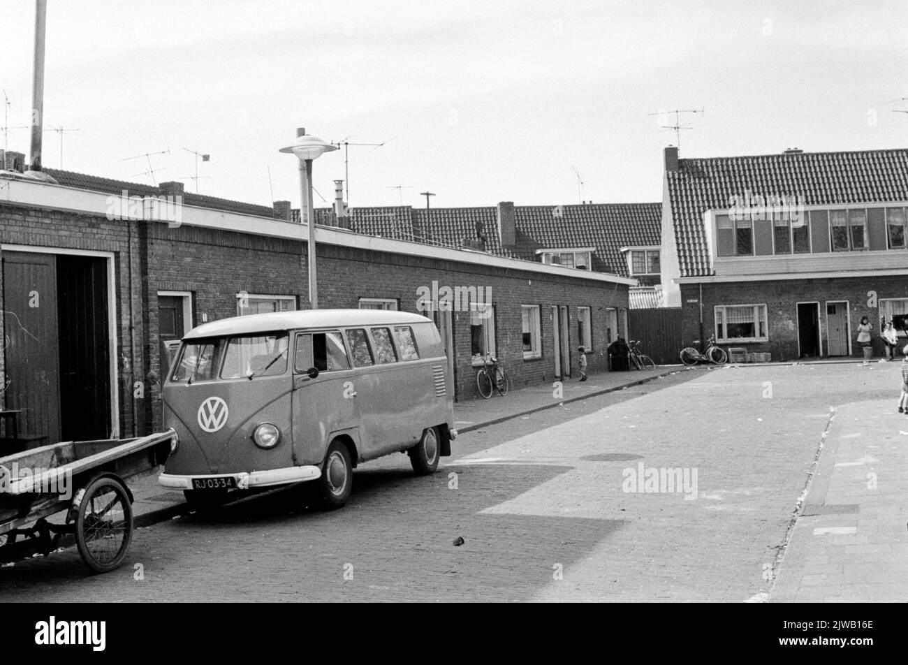View of the facades of the Huizen Houtplein 1 (left) hoger in Utrecht ...