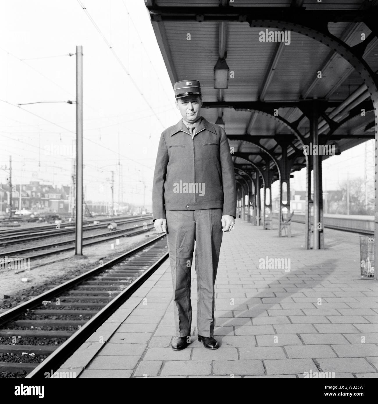 Platform et al hi-res stock photography and images - Alamy