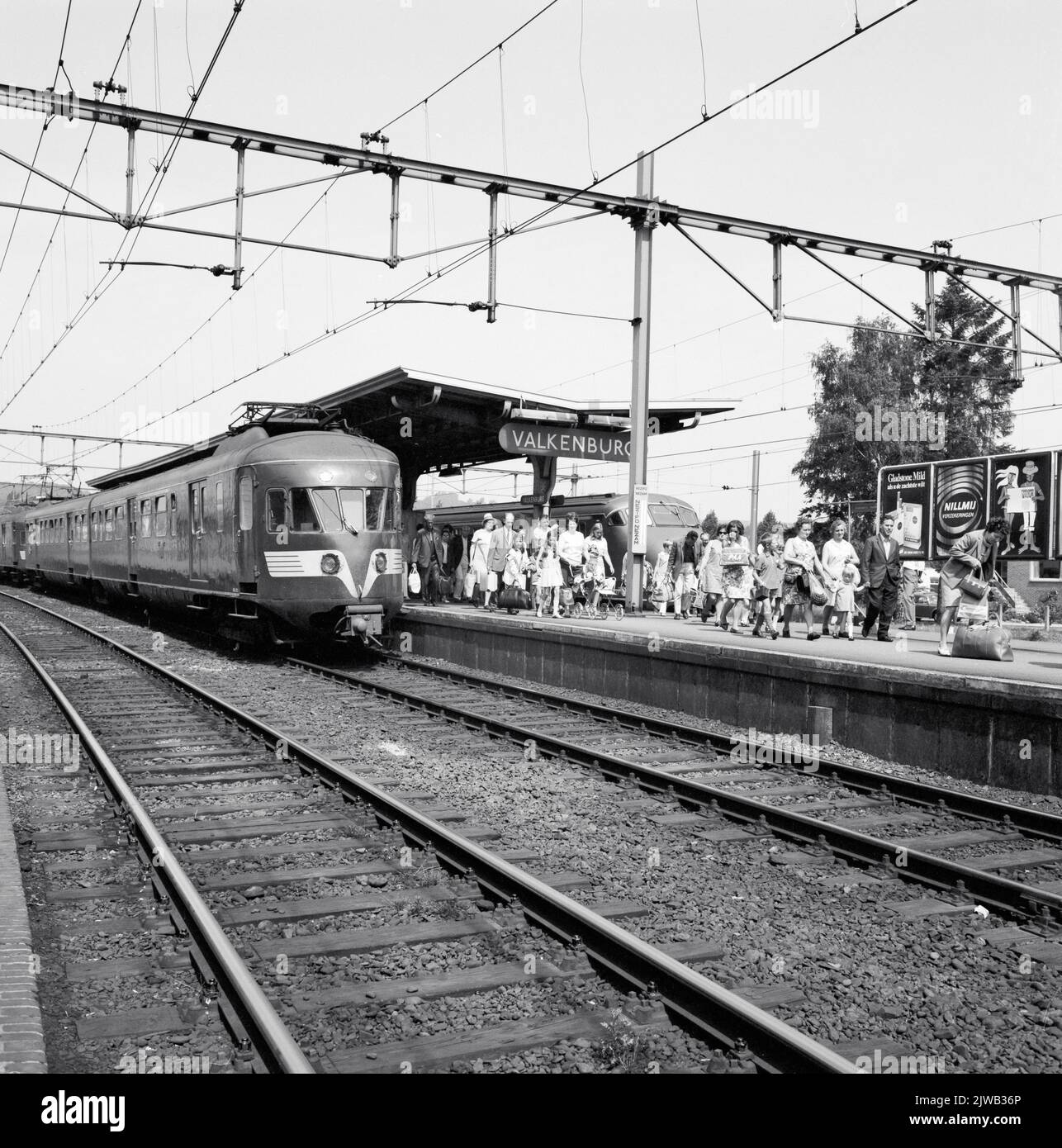 Image of crowds with train passengers after arrival of the Valkenburg ...