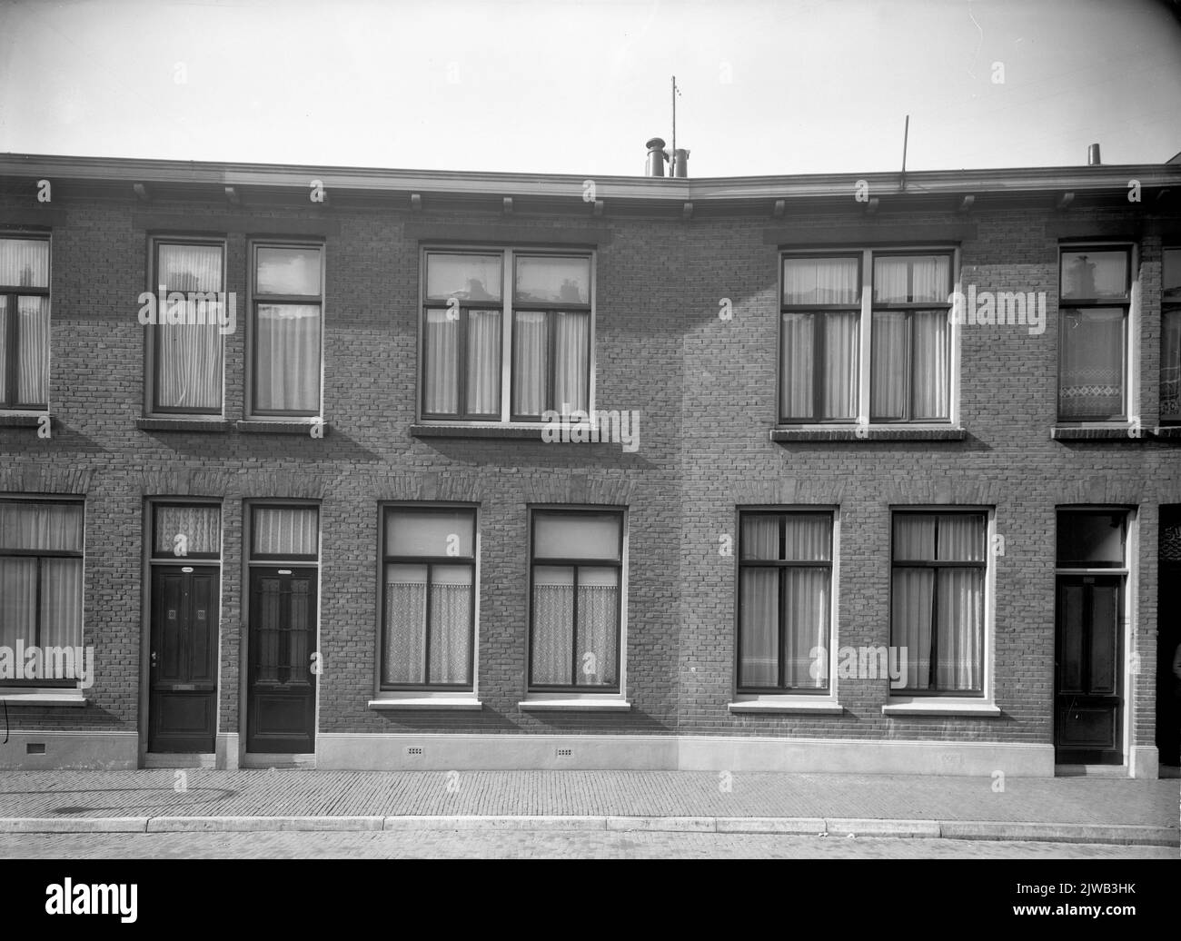 View of the facades of the Huizen Leidschedwarsstraat 20 (left) and 22 ...
