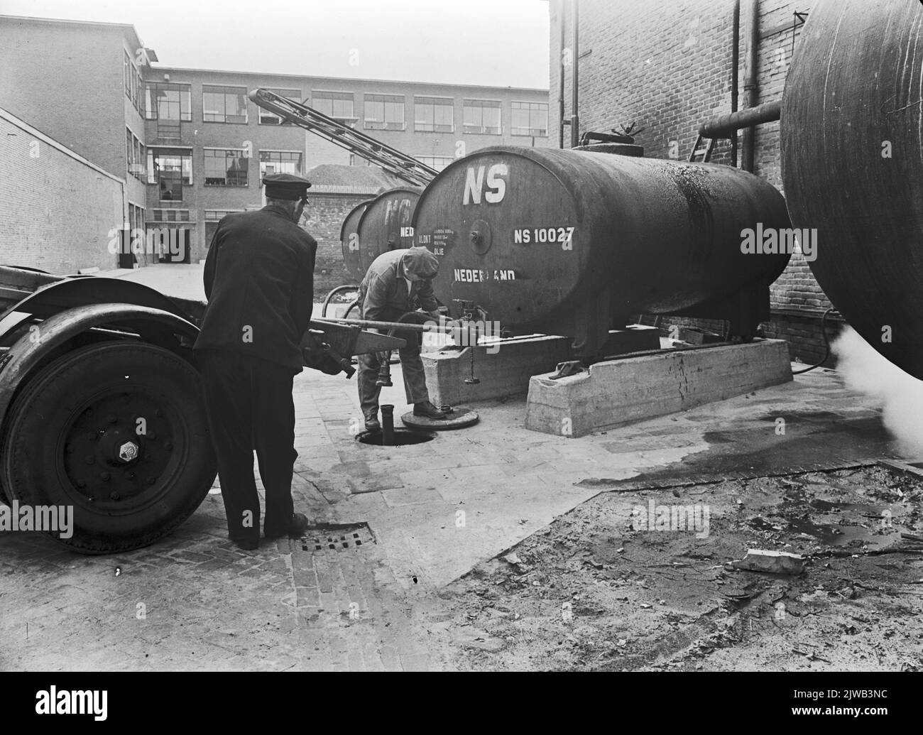 Image of delivering an oil load box with a DAF losser in Hengelo Stock ...