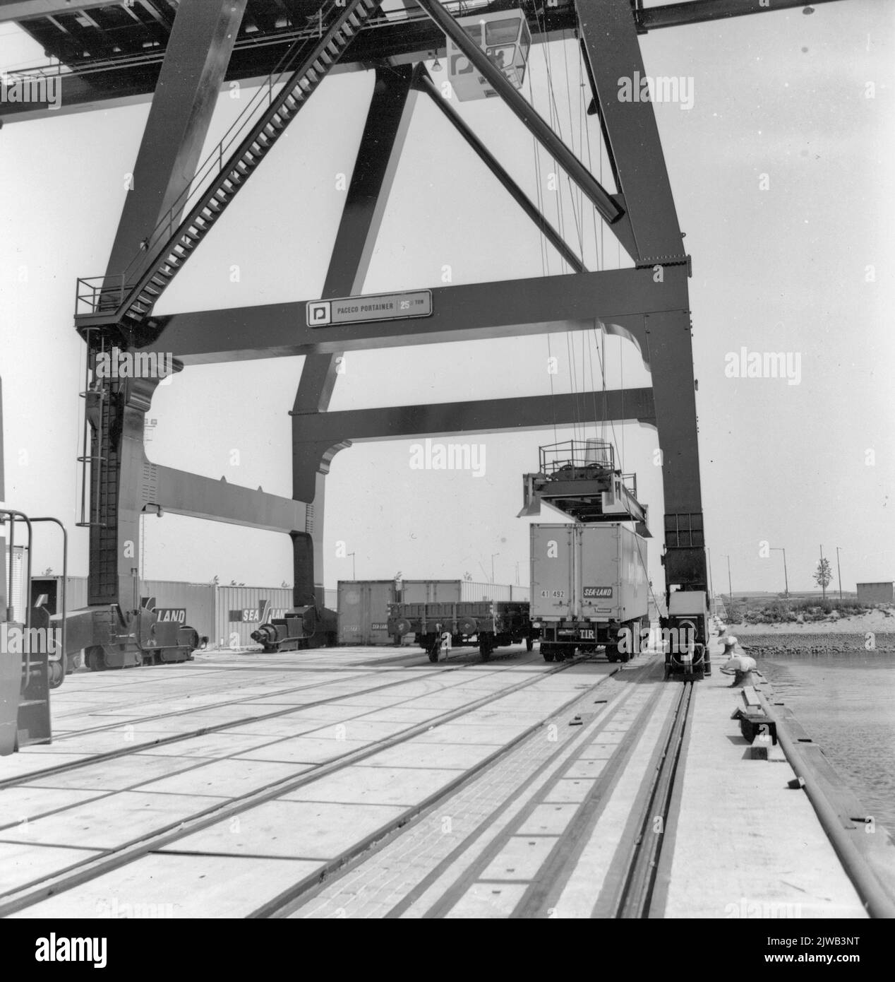 Image of the transhipment of containers of Rederij Sea-Land in the ...