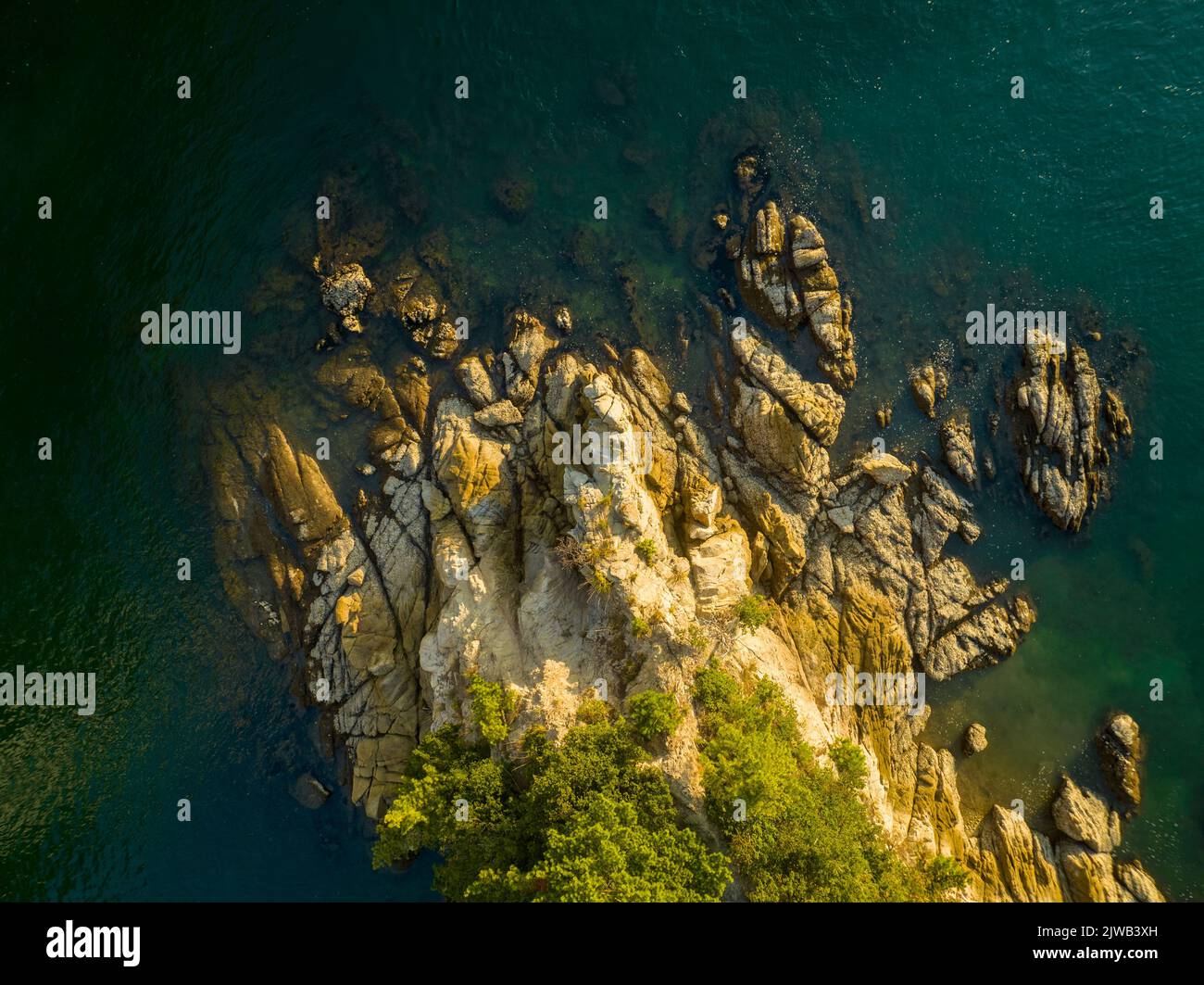 Rocks on shore ocean aerial hi-res stock photography and images - Alamy