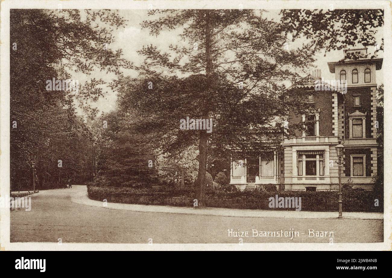 View of the front of the Baarnsteijn house in Baarn, with the entrance to Prins Hendriklaan on ...