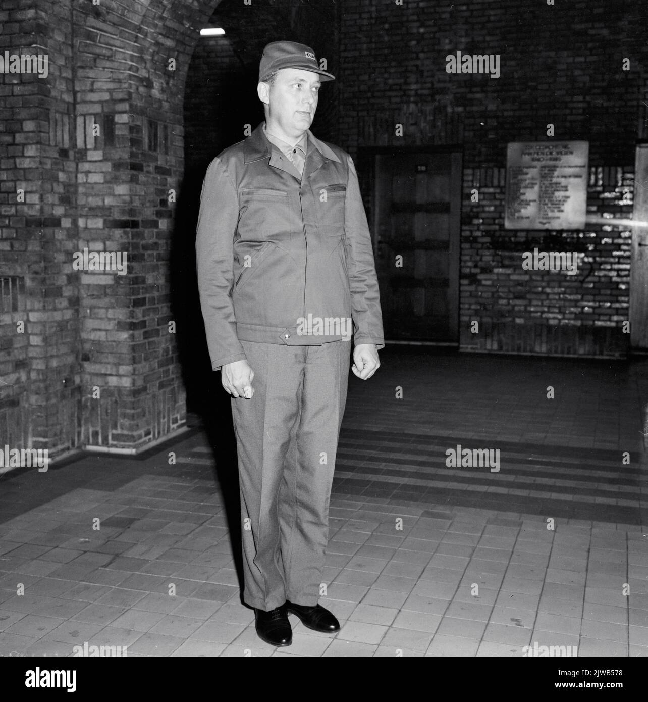 Image of the presentation of the new uniform for station assistants ...