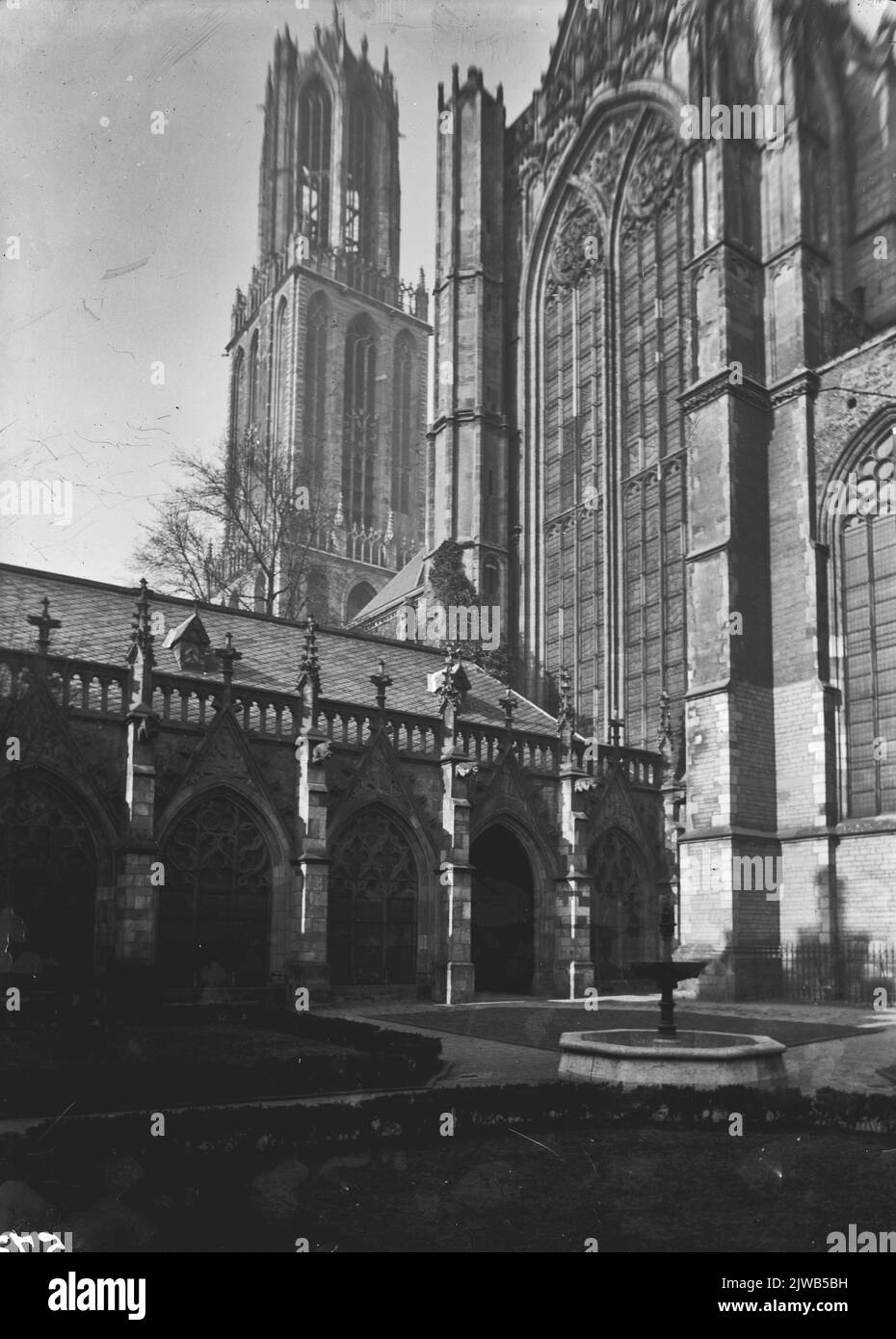 Face in the north -western corner of the Cross of the Domkerk (Domplein ...