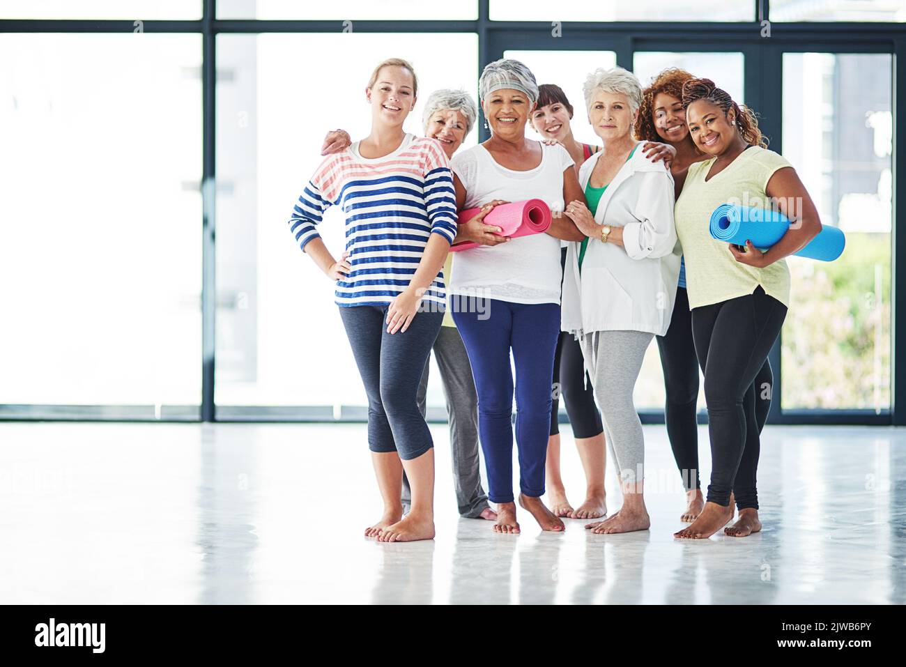 Group elderly people waiting hi-res stock photography and images - Alamy