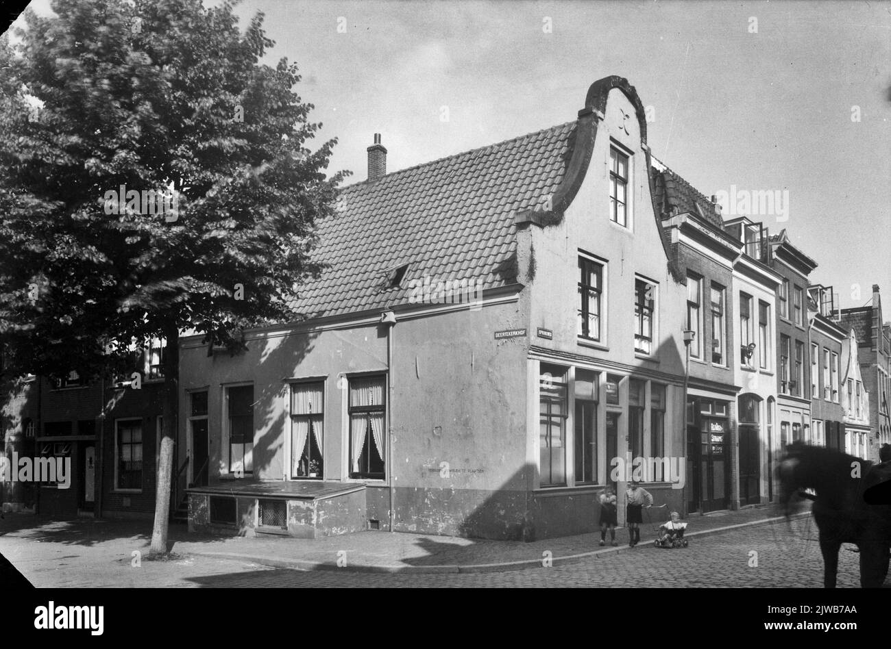 View of the facade of the Huis Springweg 159 in Utrecht; On the left ...