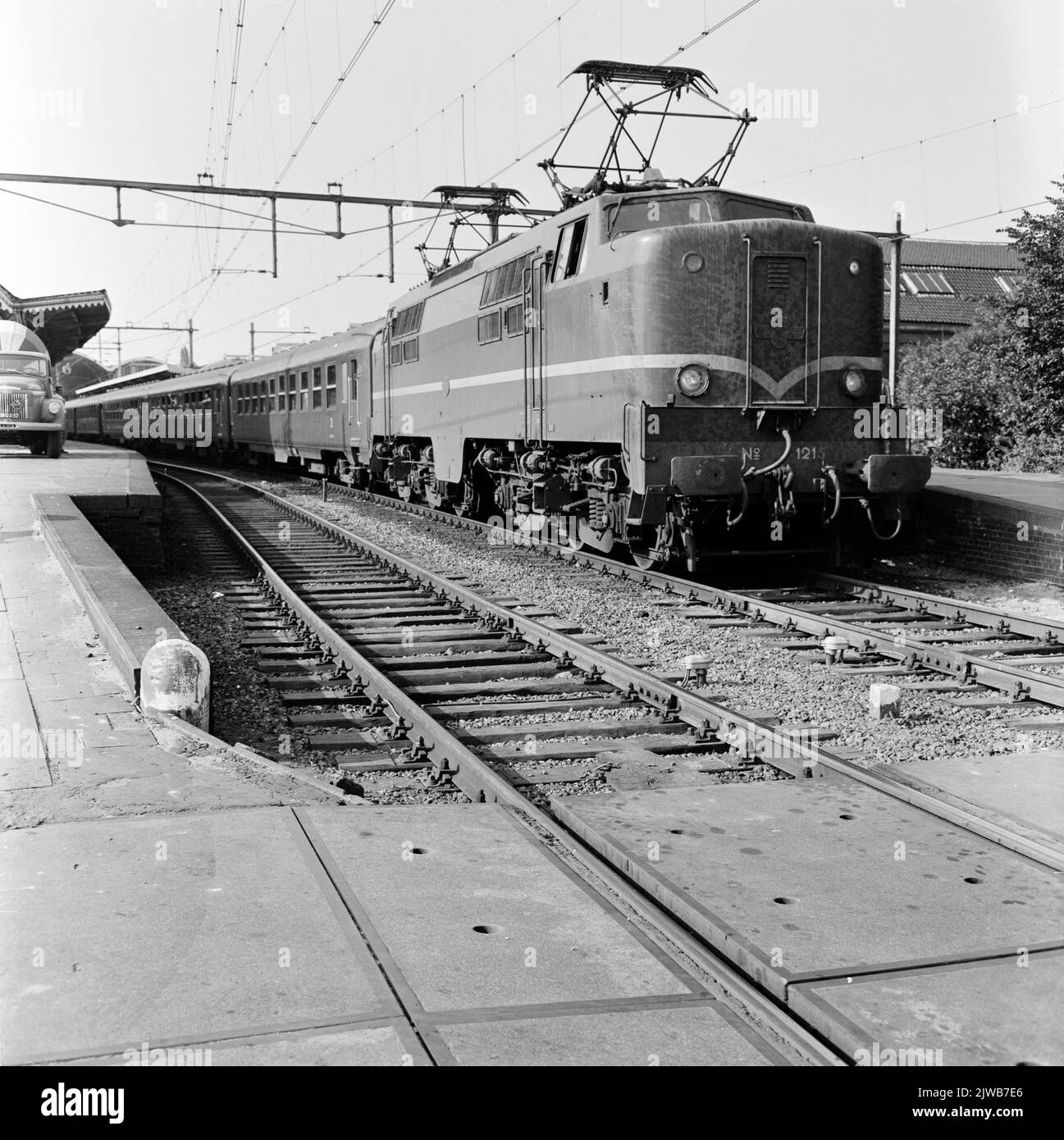 Image of the electric locomotive No. 1215 (series 1200) of the N.S ...