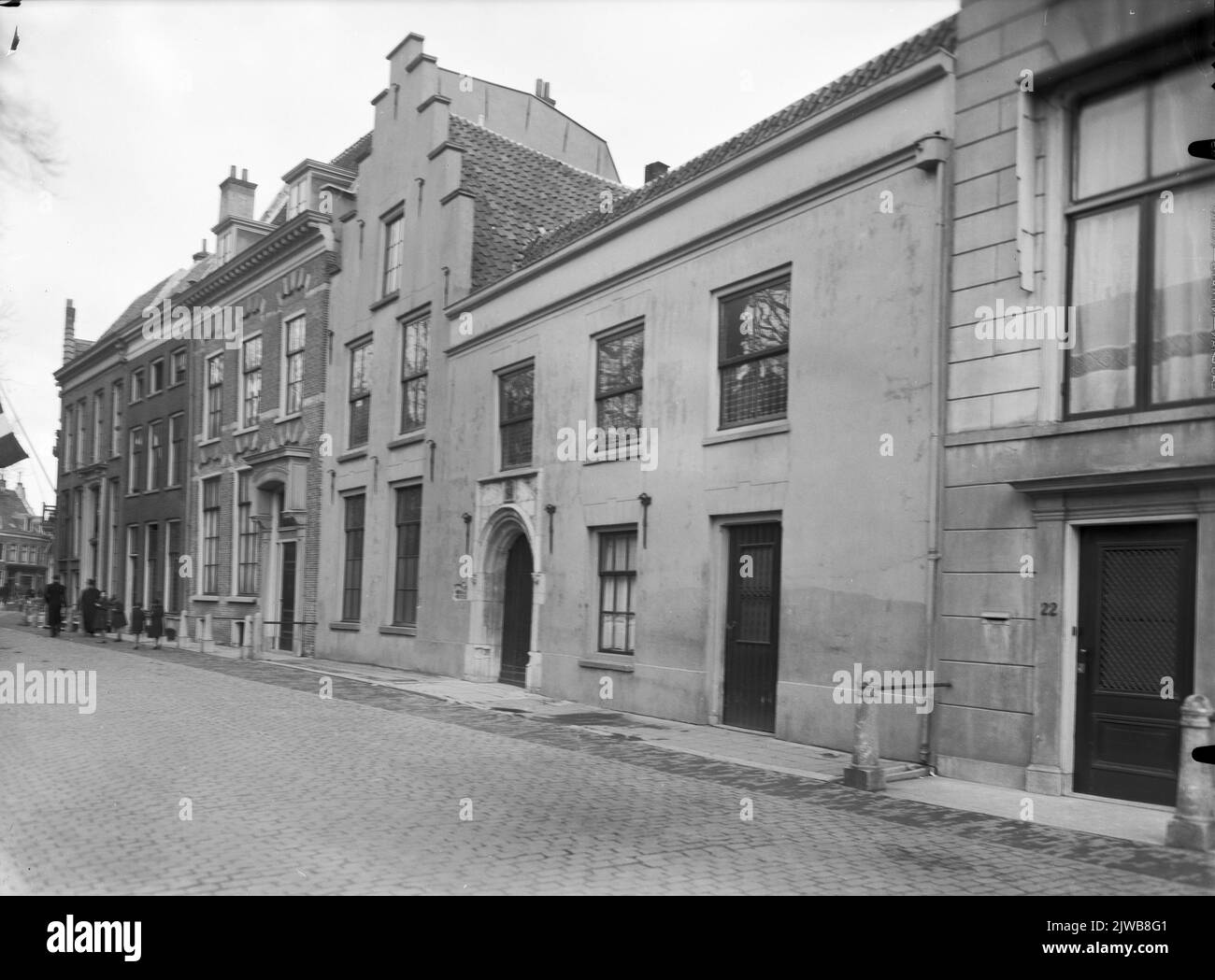View of the facades of the houses Nieuwegracht 14-20 (right) in Utrecht ...