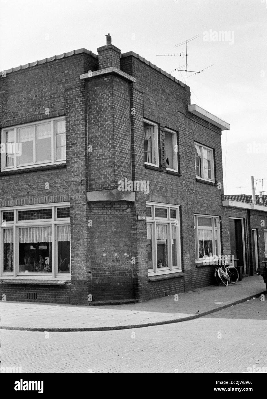 View of the front and side walls of the Kerkweg 91A house in Utrecht ...