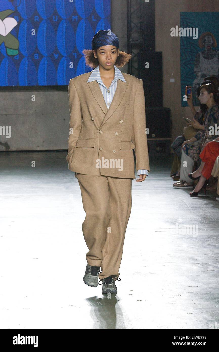 African runway model hi-res stock photography and images - Alamy