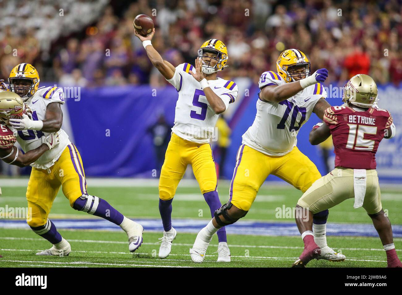 New Orleans, USA. September 4, 2022: LSU quarterback Jayden Daniels (5) delivers a pass as ...