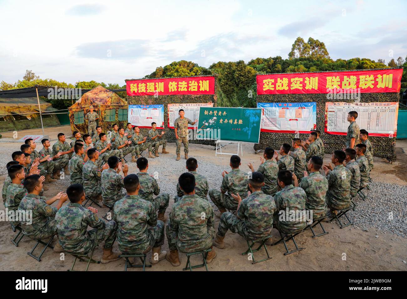 The new chinese army hi-res stock photography and images - Alamy