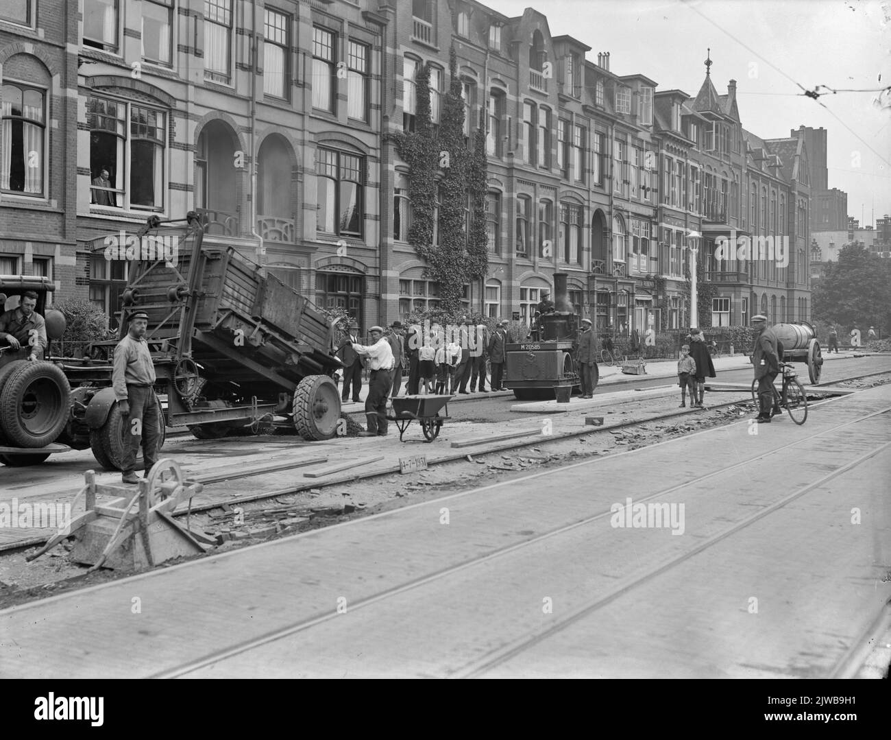 Image of the paving work in the Catharijnesingel in Utrecht, at the ...