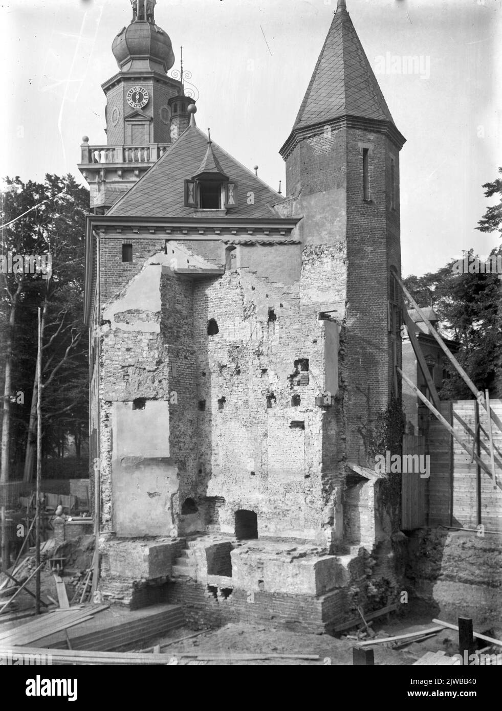 Image of the rebuilding of the Donjon of the Nijenrode castle near ...