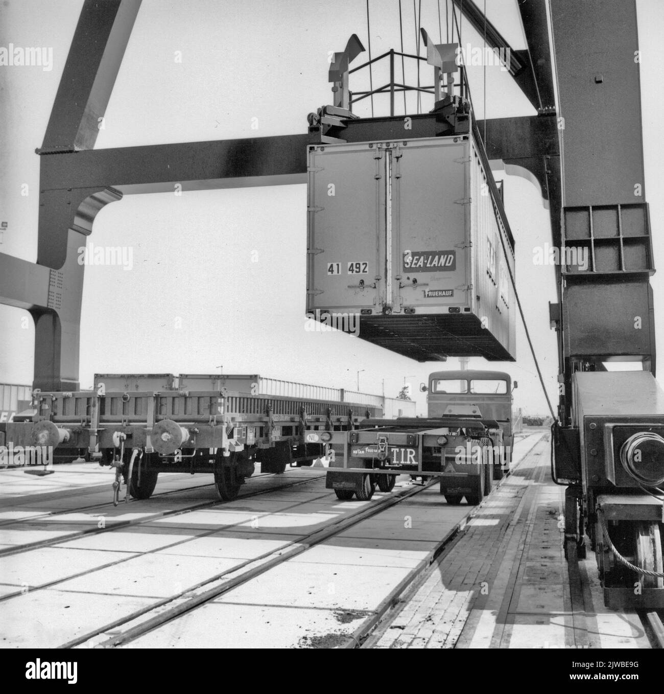 Image of the transhipment of containers of shipping company Sea-Land on ...