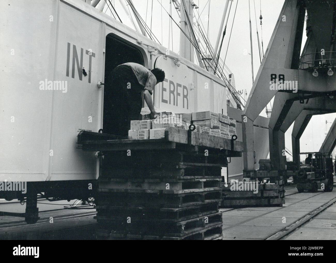 Image of unloading a refrigerator from Interfrigo in the port of ...