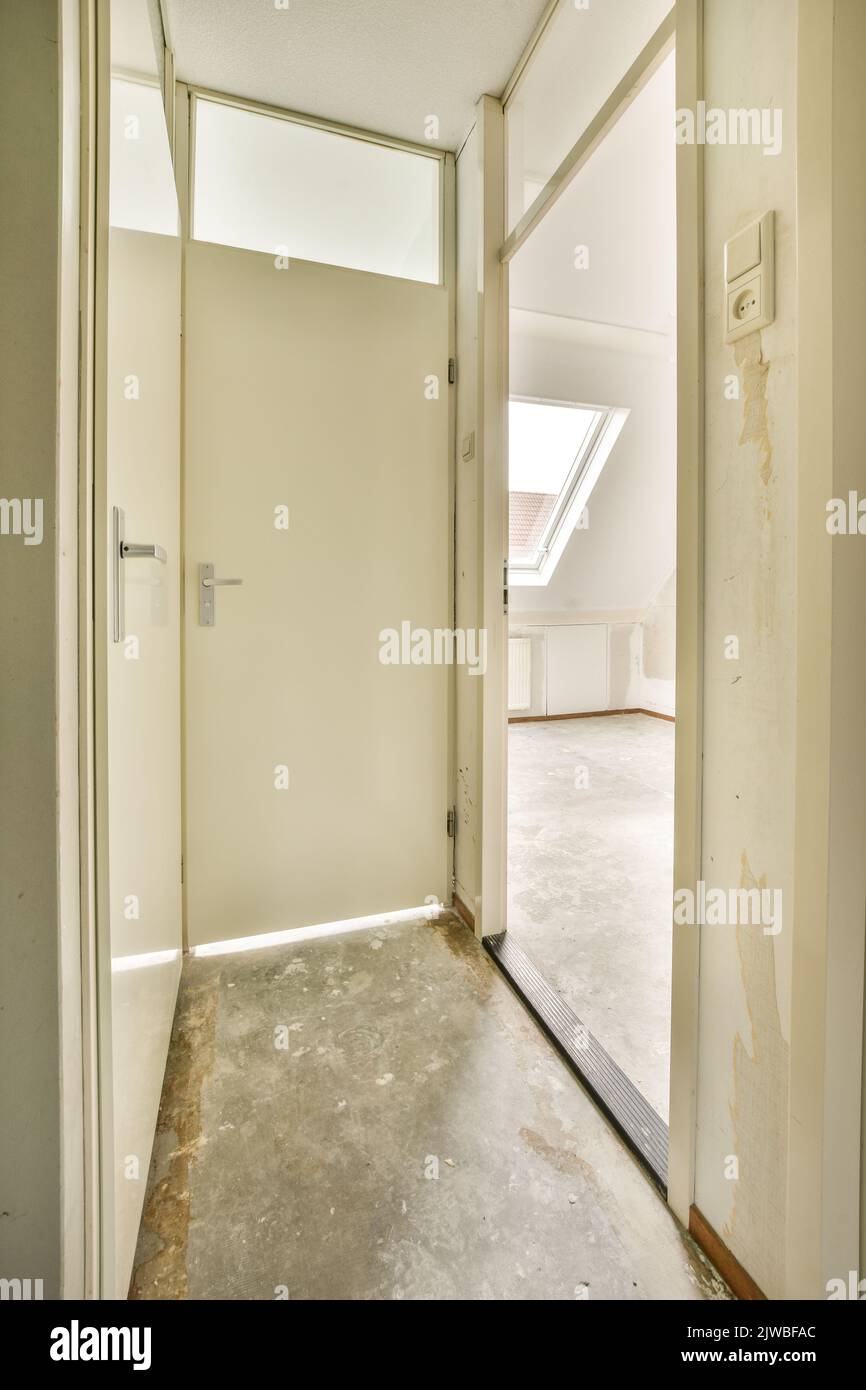 Empty hallway corner hi-res stock photography and images - Alamy