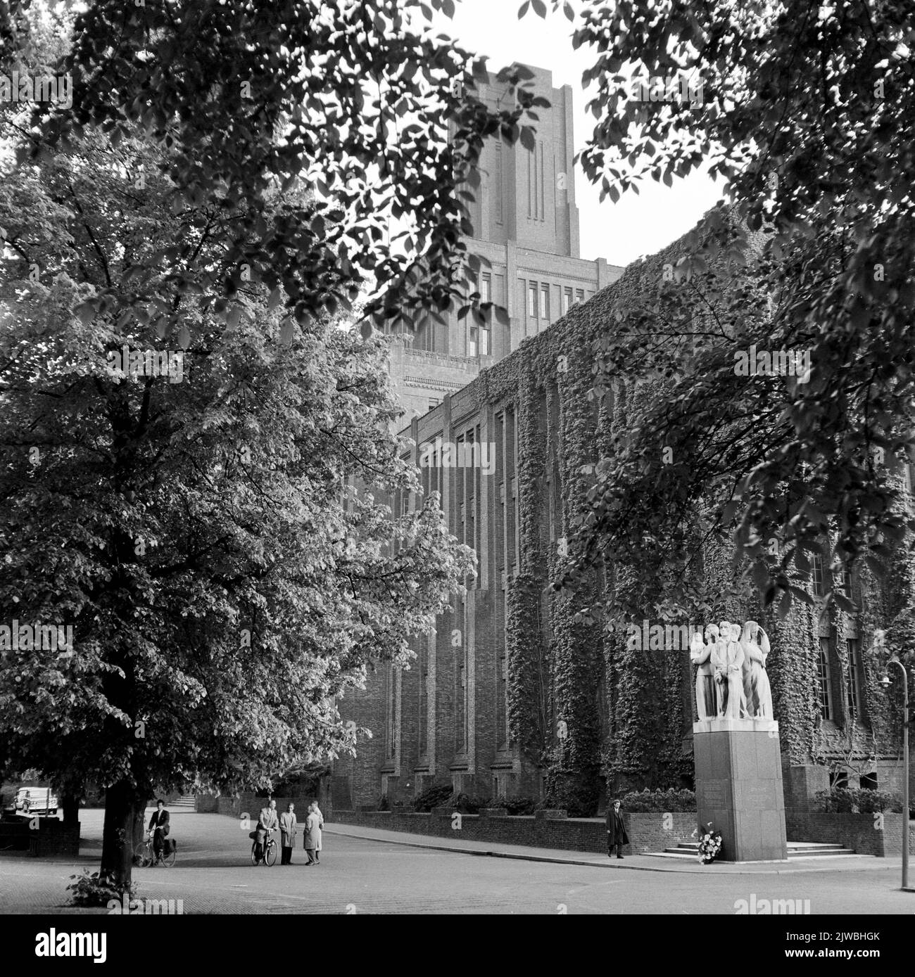 View of the right wing of the main building III (HGB III, Moreelsepark ...