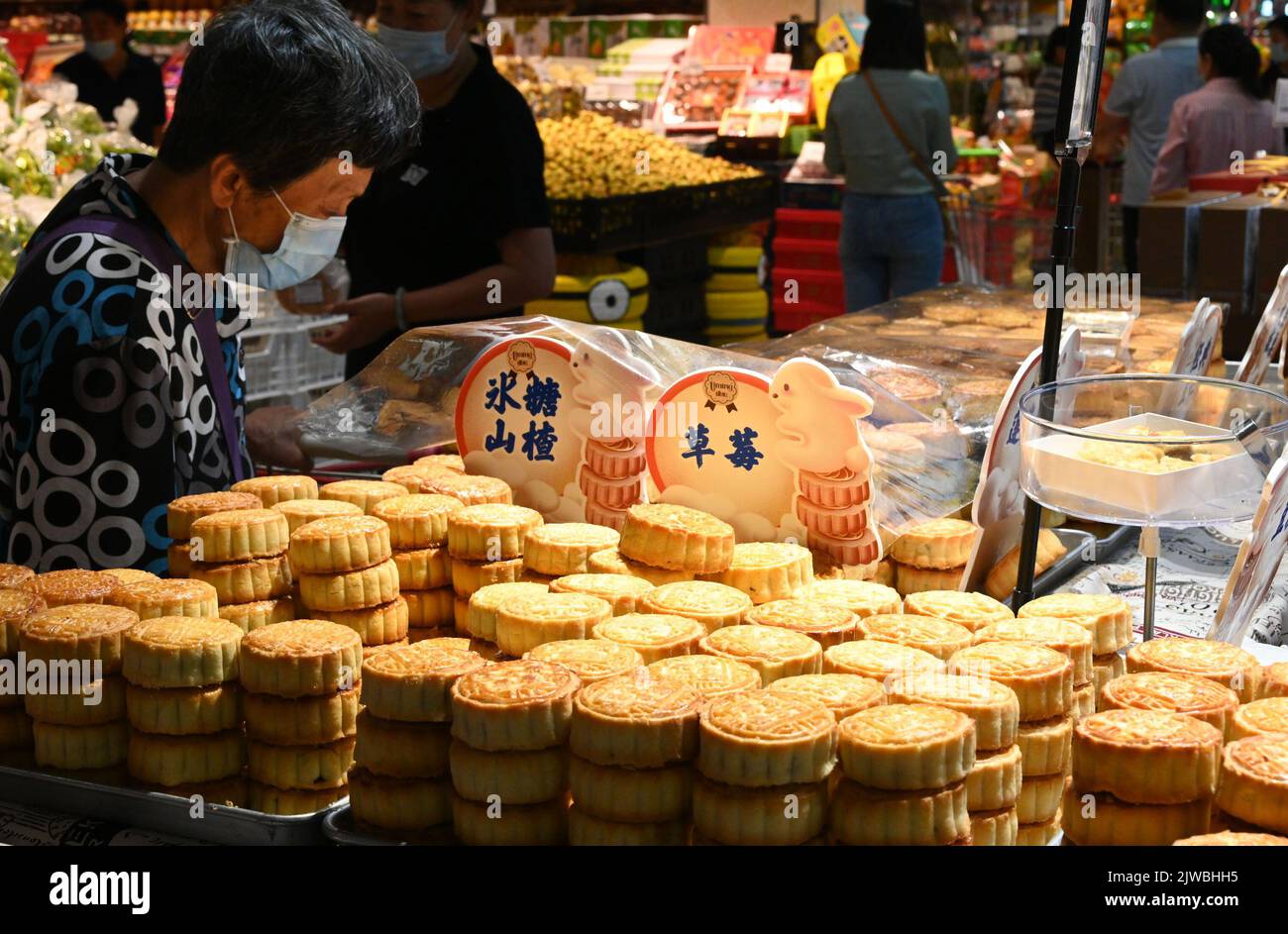 Citizens choose a simply-packaged mooncake at a supermarket in Handan ...