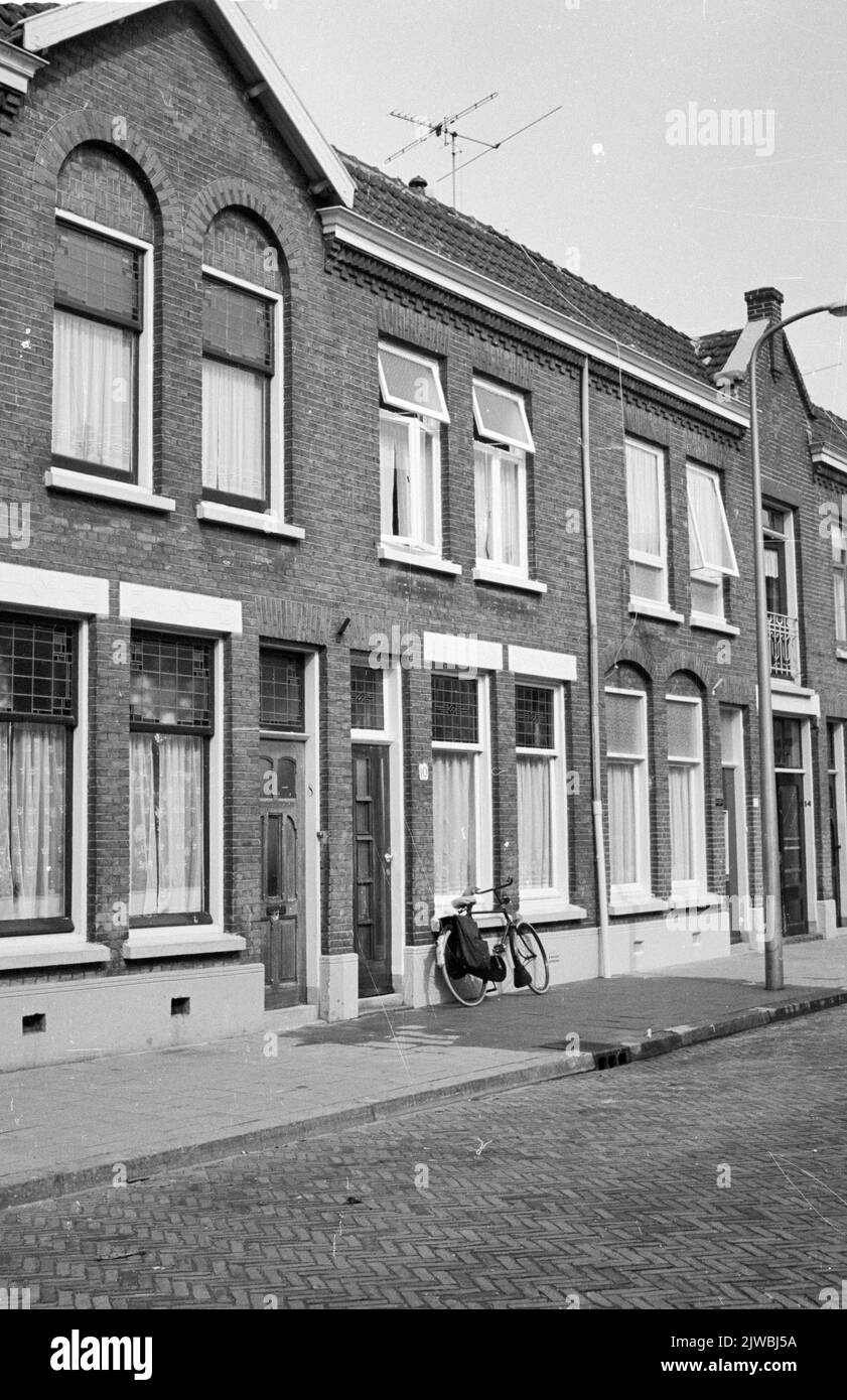 View of the facades of the Houses Jacob Geelstraat 8 (left)-Hoger in ...