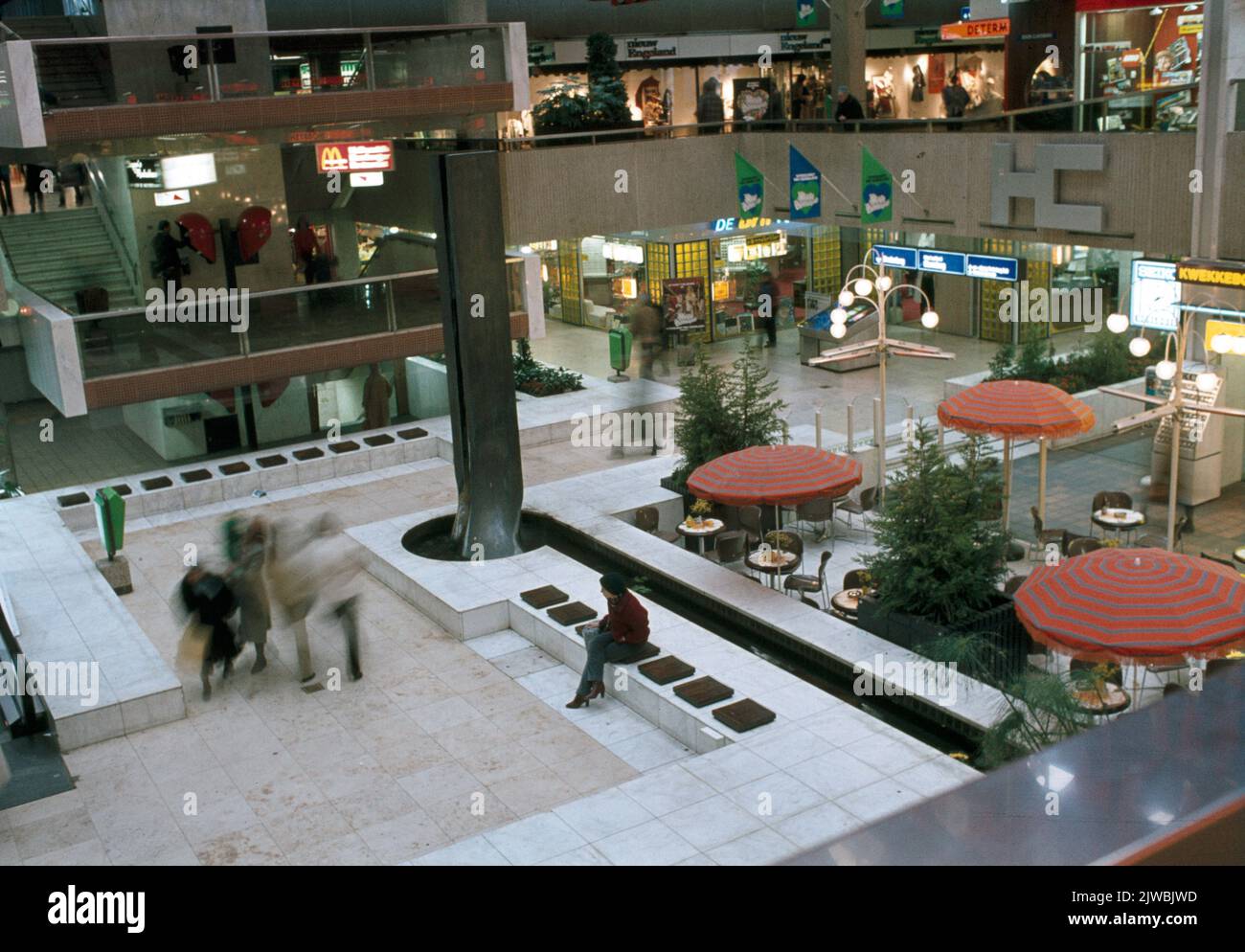 Interior of the Hoog Catharijne shopping center in Utrecht: Clarentuin ...