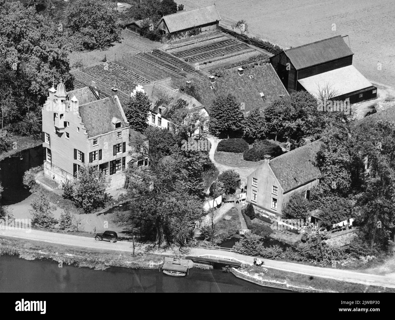 Aerial photo of Oudaen Castle with surrounding farms and barns (Zandpad ...