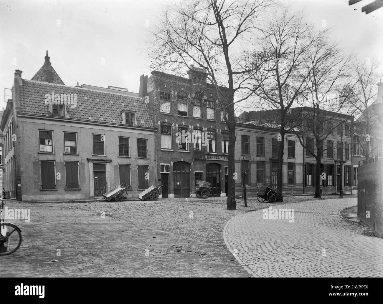 View of the facades of Huizen Domplein 10 (left)- Lager in Utrecht ...