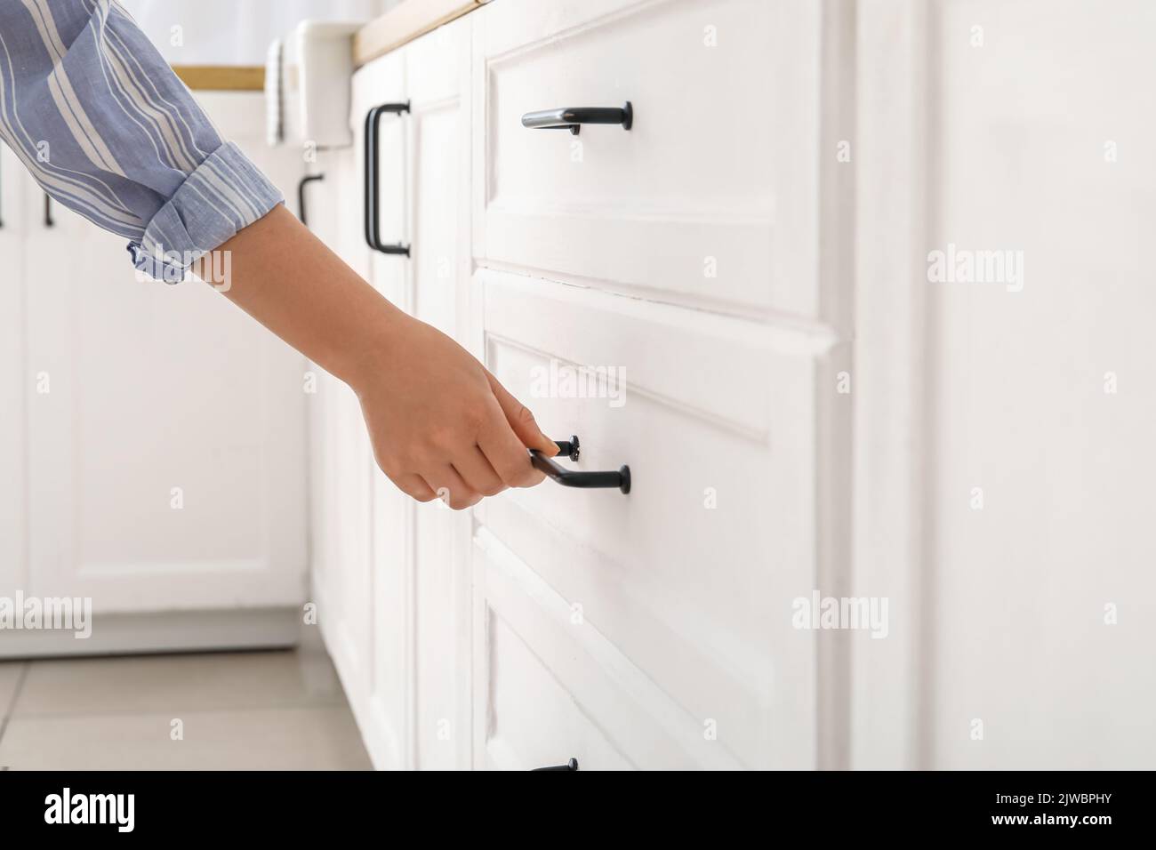 Hand closing drawer hi-res stock photography and images - Alamy