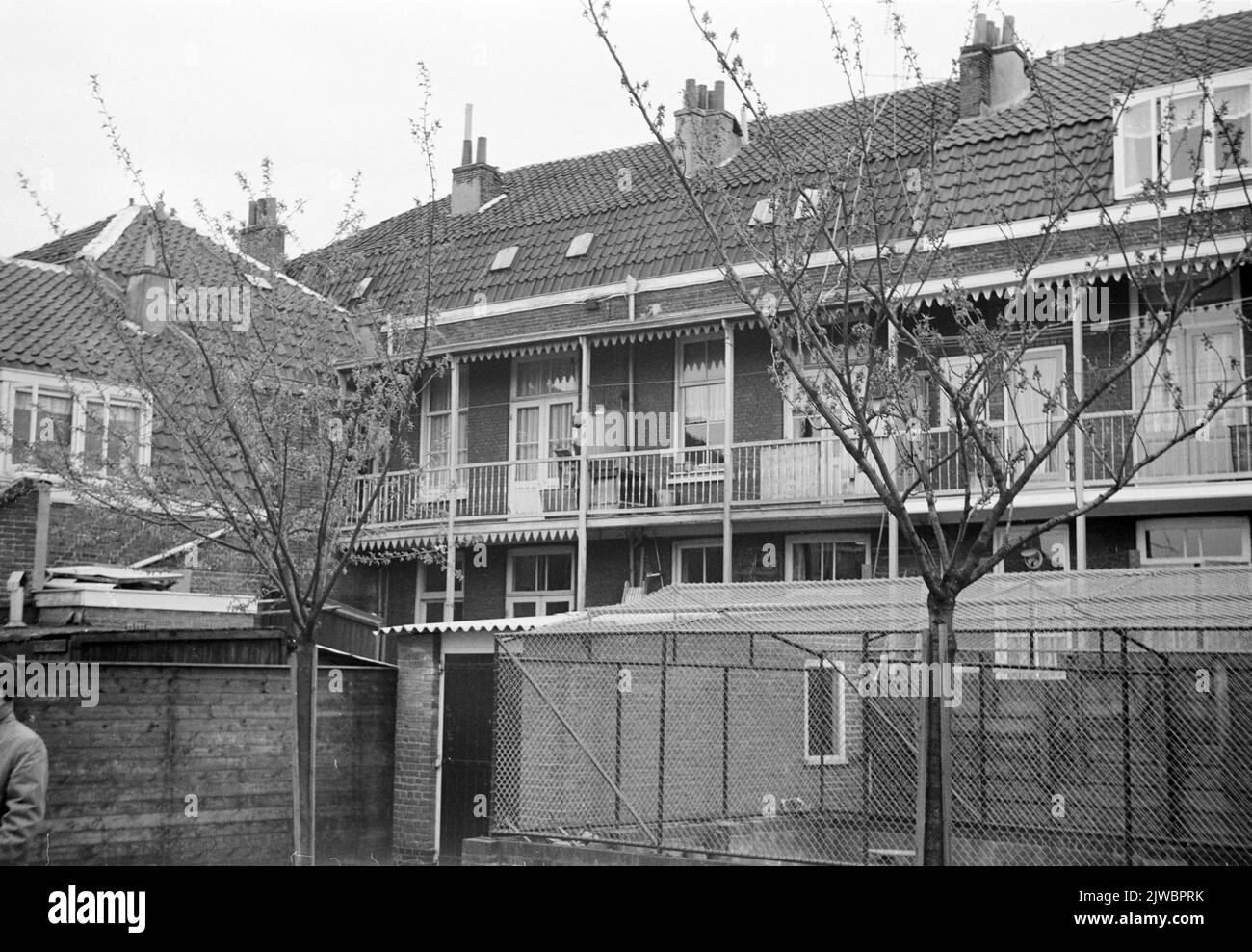 View of the rear facades of the Huizen Leidsekade 19 (left) -21 in ...