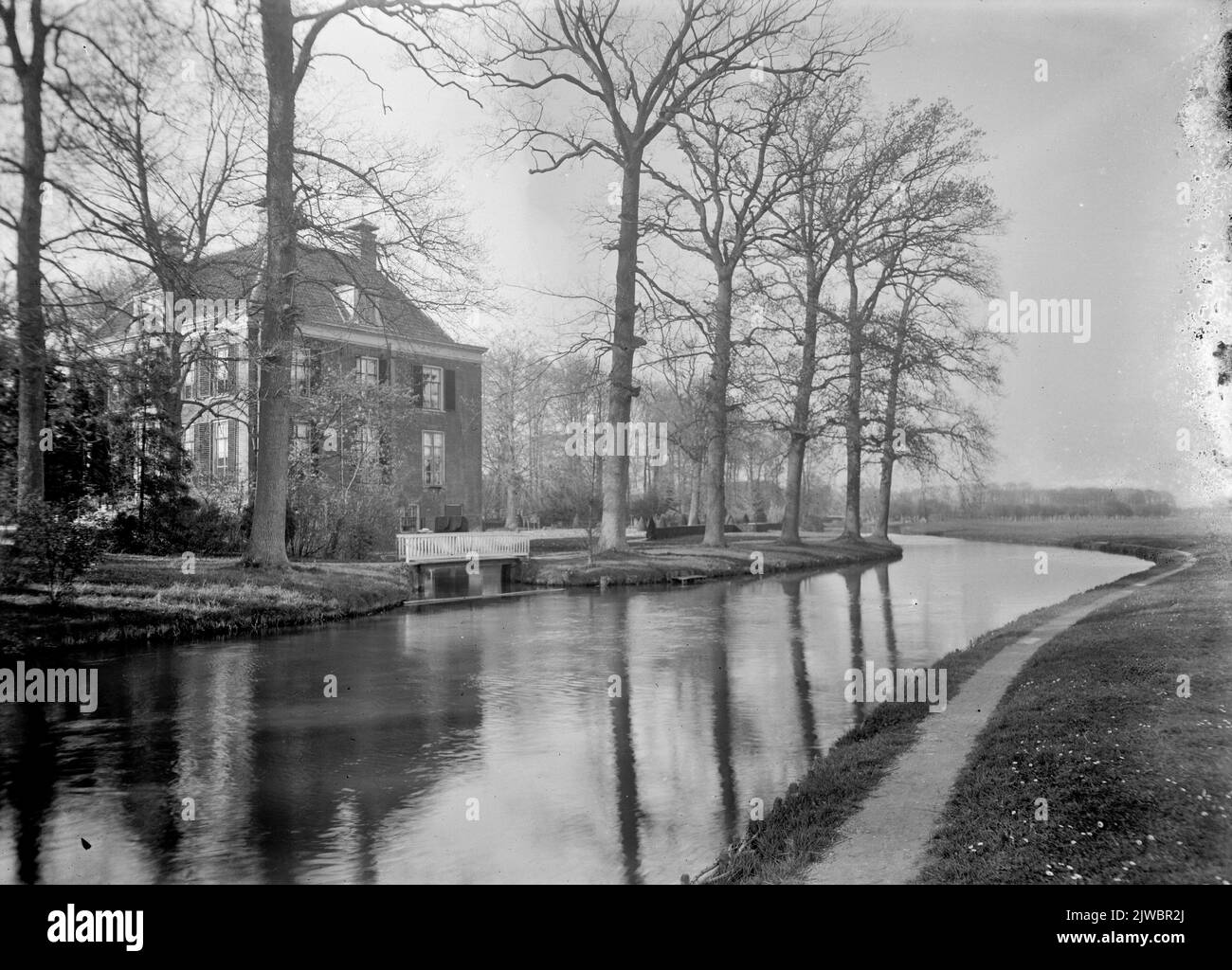 View of the Kromme Rijn and the Hofstede Rhijnauwen (Rhijnauwsselaan 14 ...