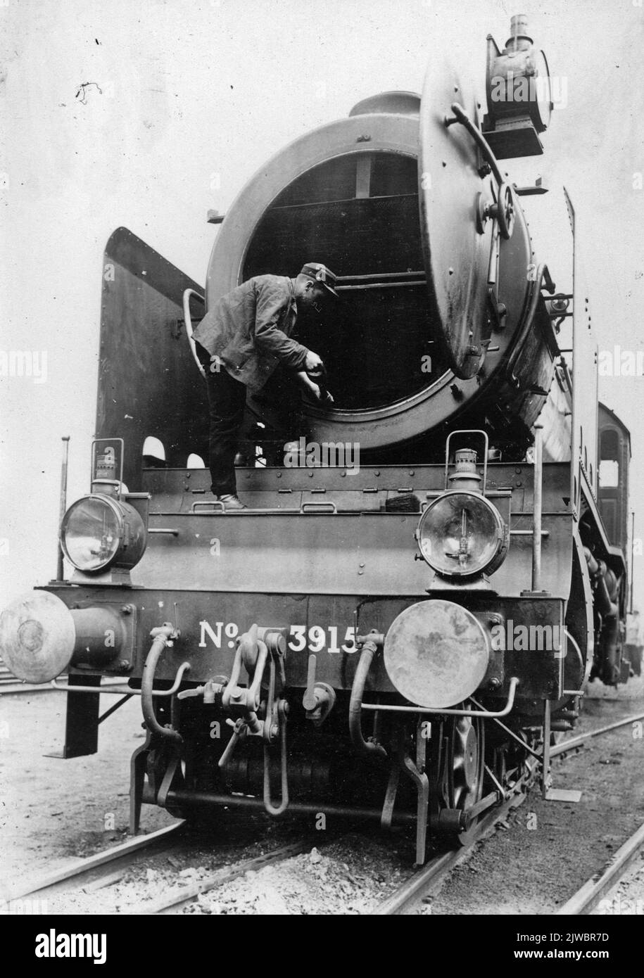 Image of the front of the steam locomotive No. 3915 (series 3900) of ...