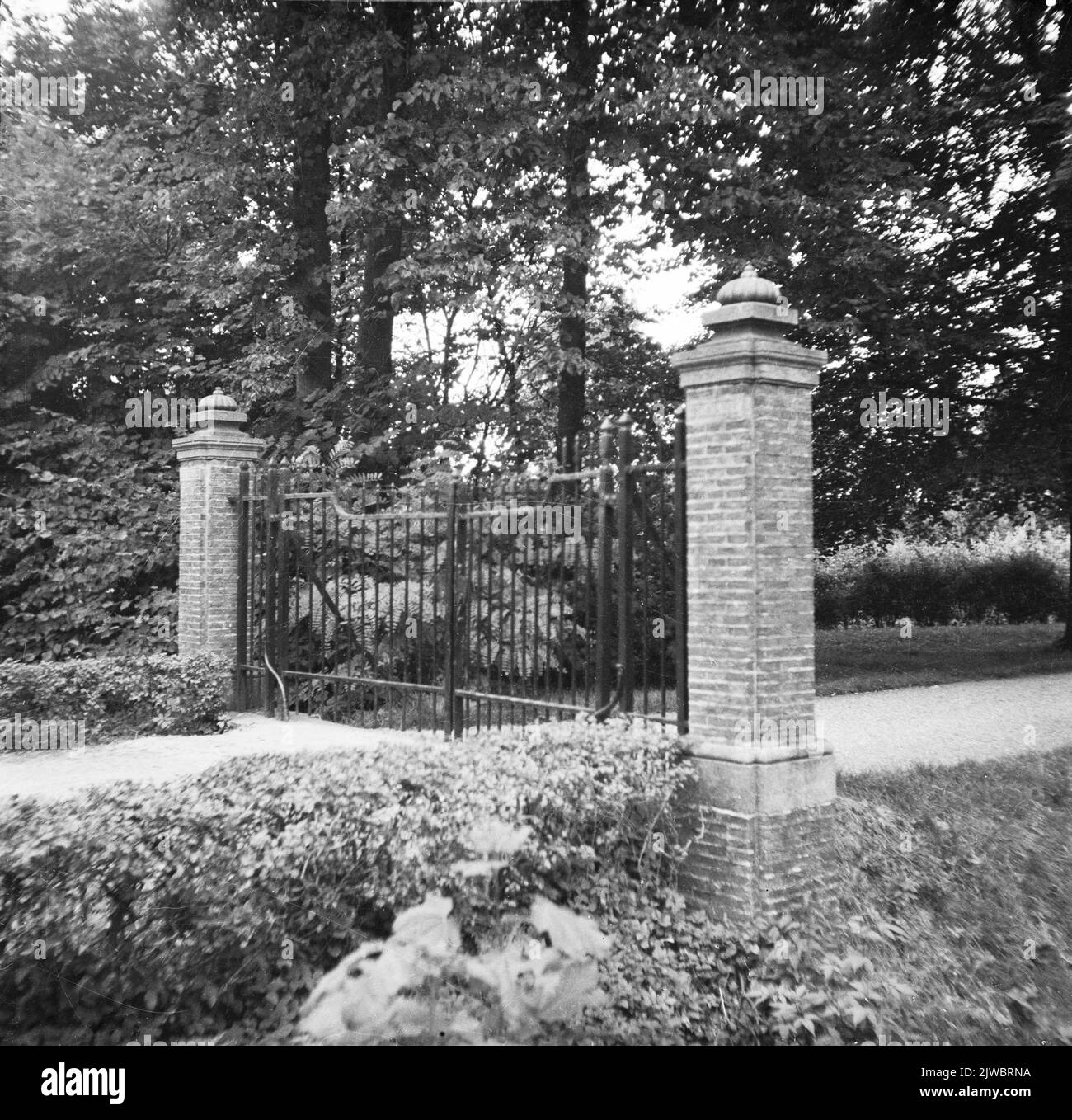 Image of the entrance gate of the Huis Sterreschans (Rijksstraatweg 18 ...