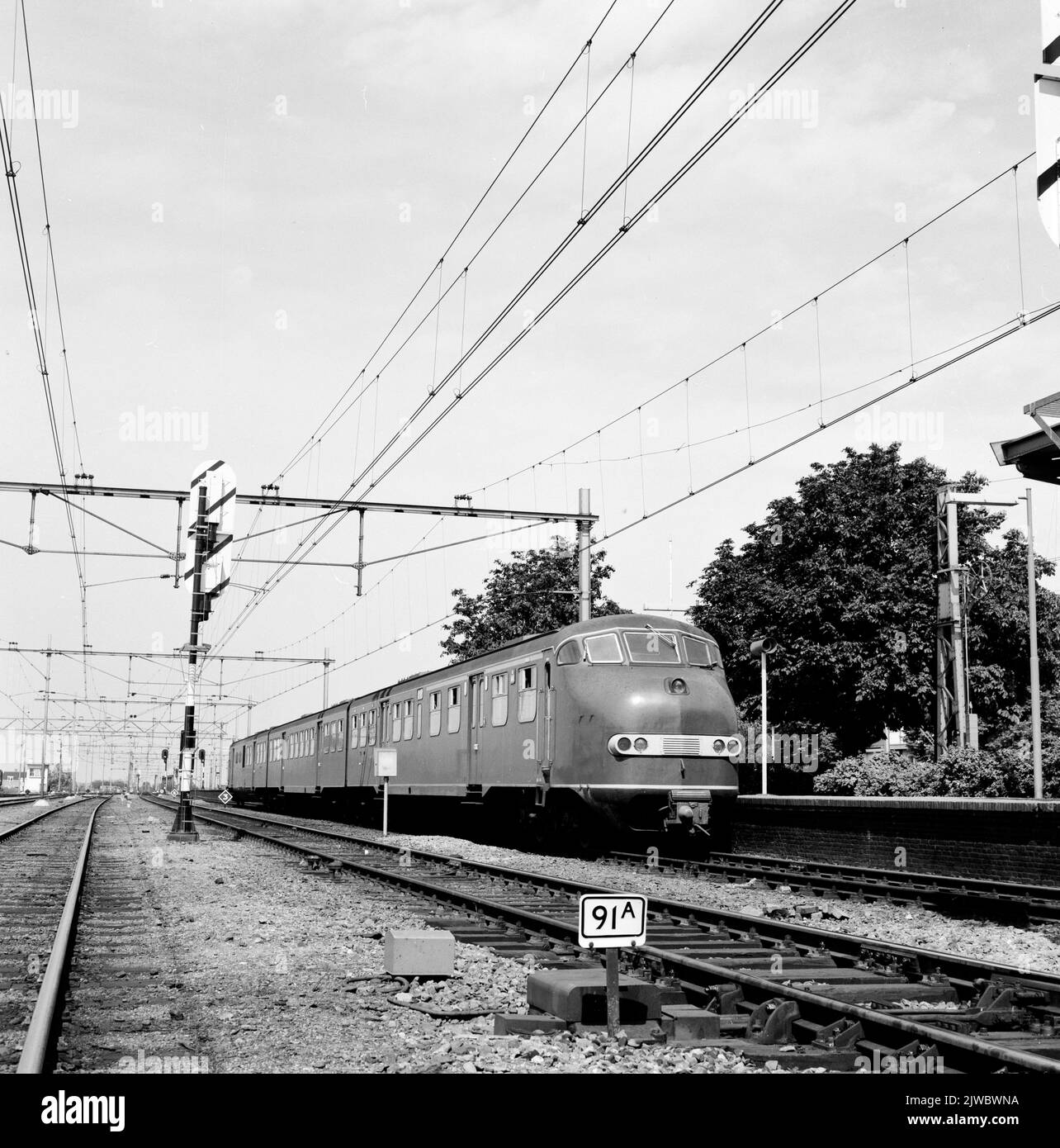 Image of the diesel-electric train set no. 144 (the 3, plan u) of the N ...