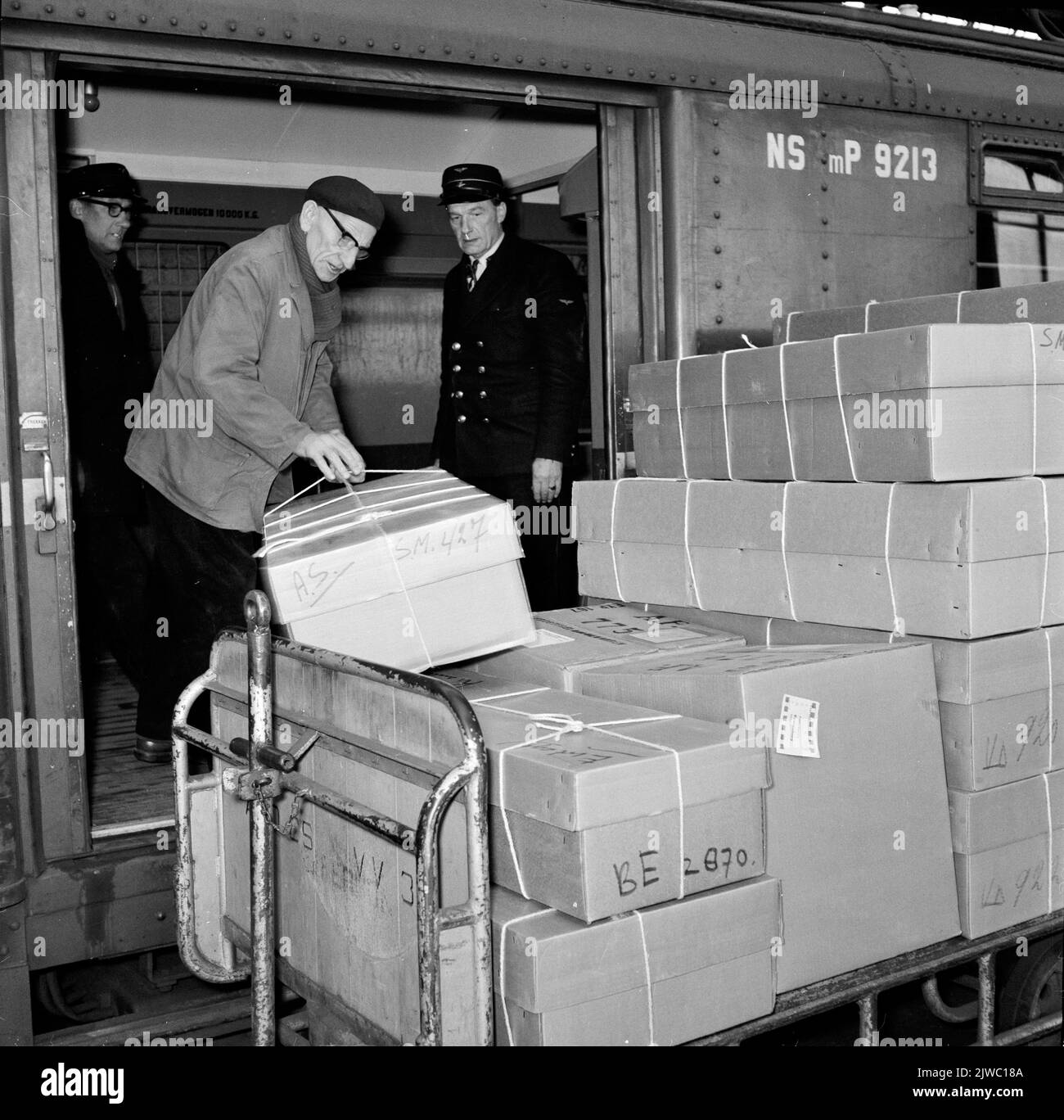 Image of loading flowers in the motorcycle carriage no. MP 9213 (Mat ...