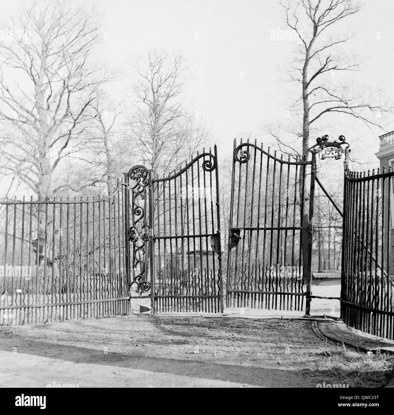 Image of the access gate of the Landhuis Vechtoever (Diependaalsedijk ...