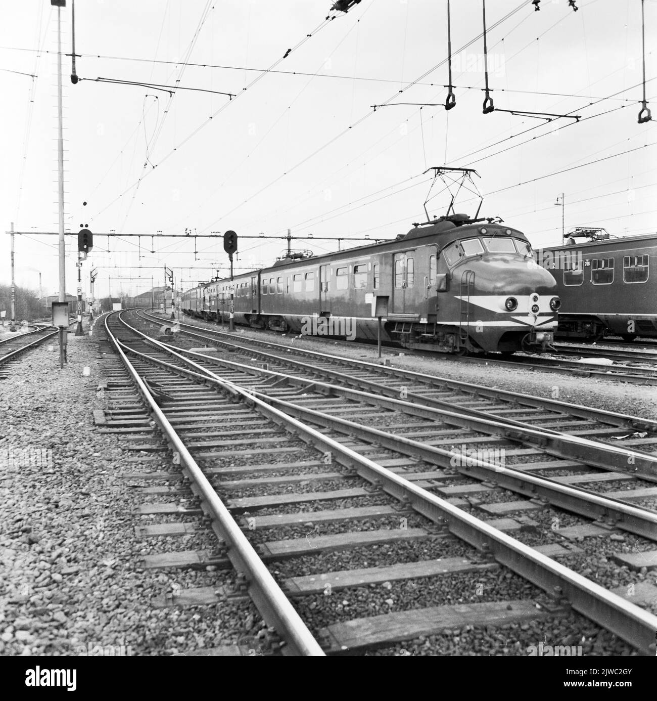 Image of the Electric train set no. 355 (Mat. 1954, plan M) of the N.S ...