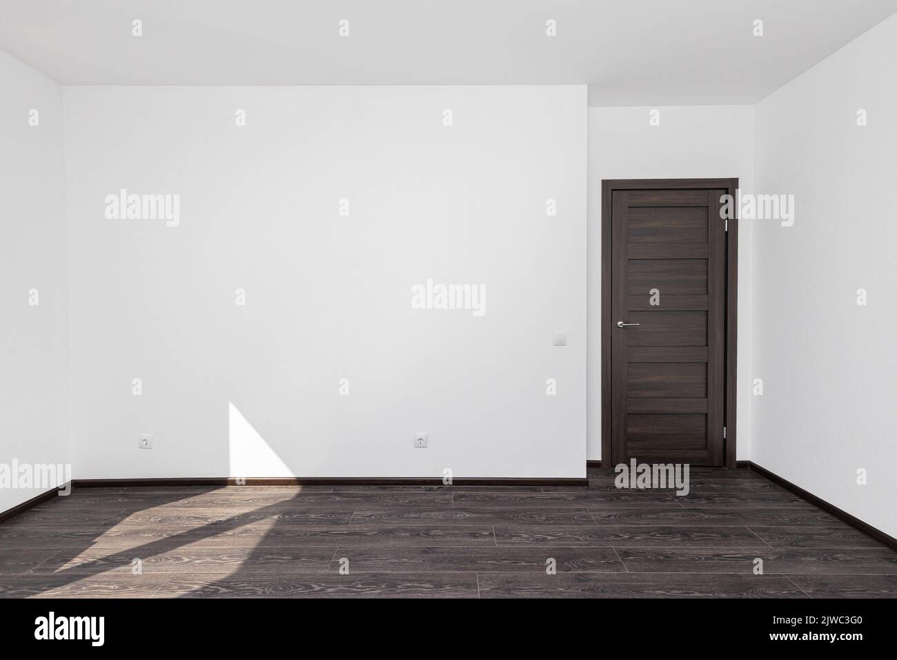 Empty white room without decoration and renovation Stock Photo - Alamy