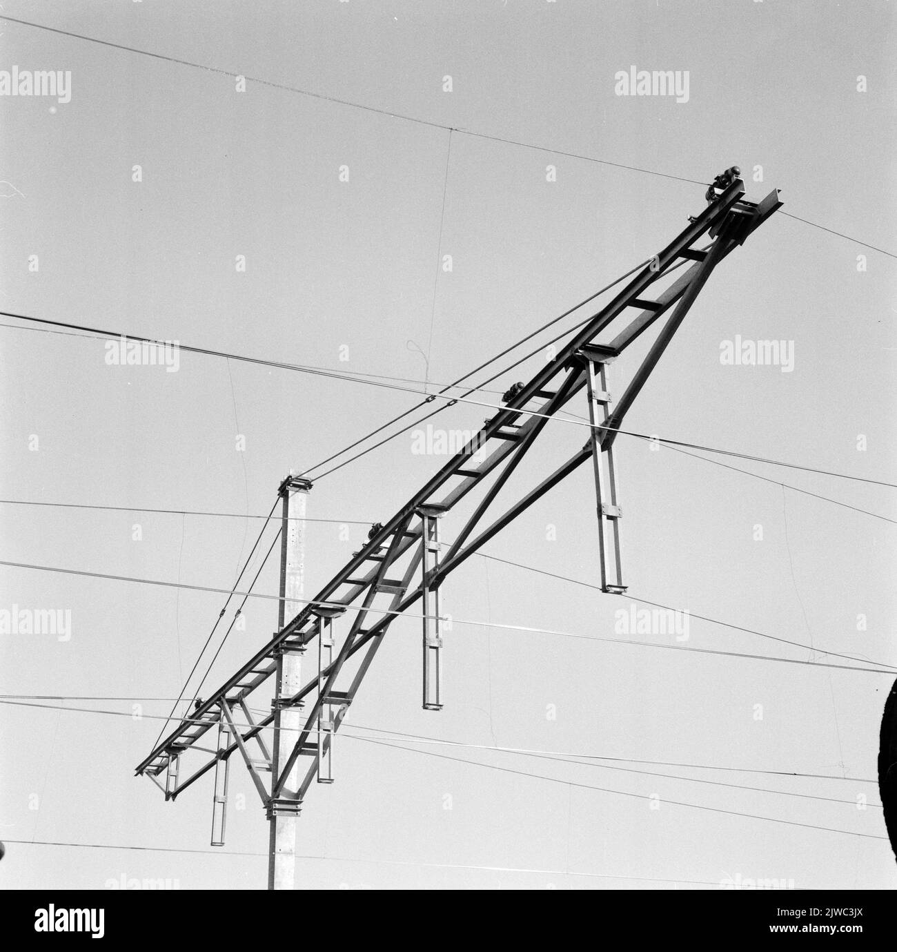 Image of a single top leader with support beam for the overhead line ...