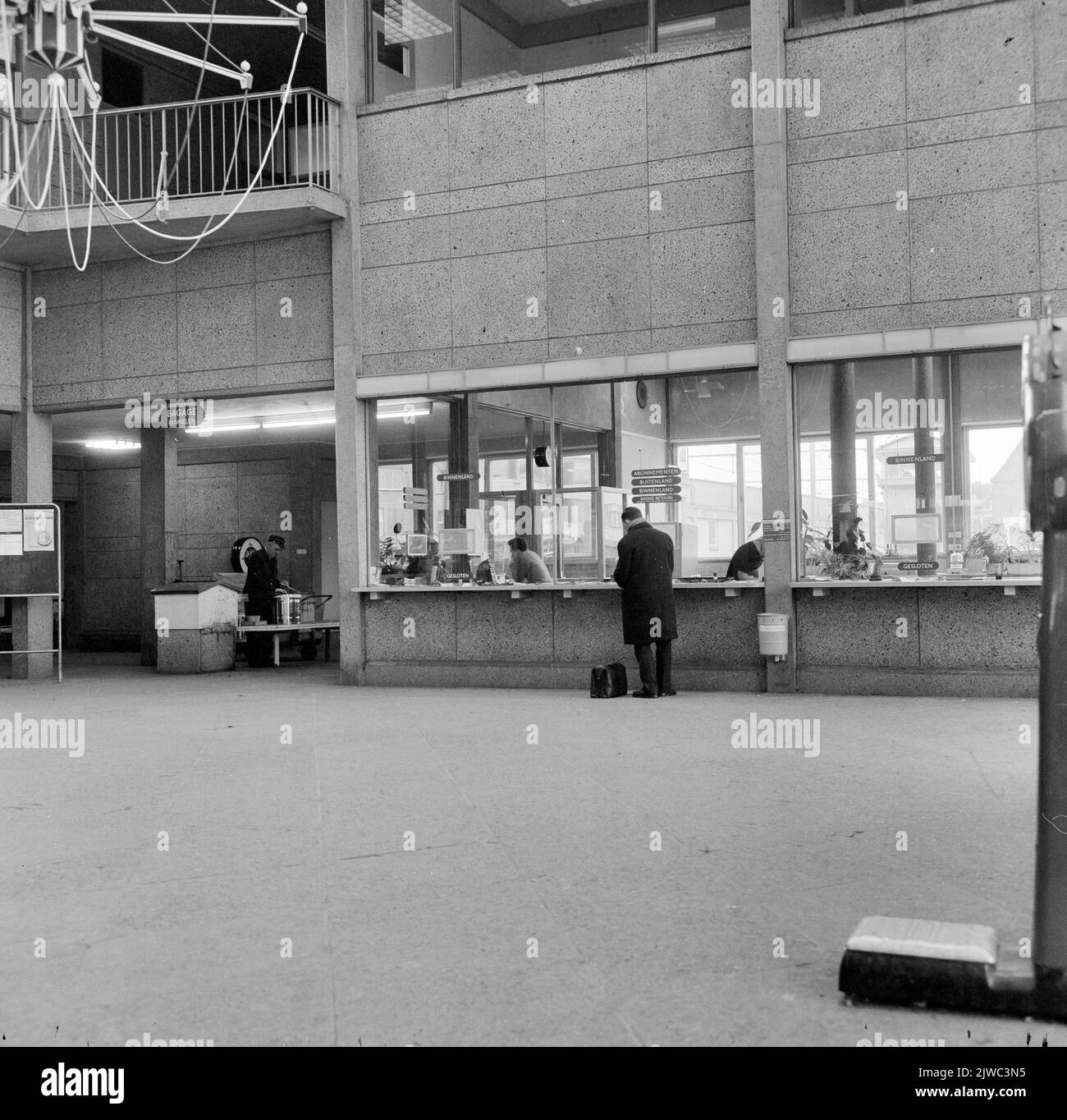 Interior of the N.S. station Zutphen in Zutphen: Stationshal with ...