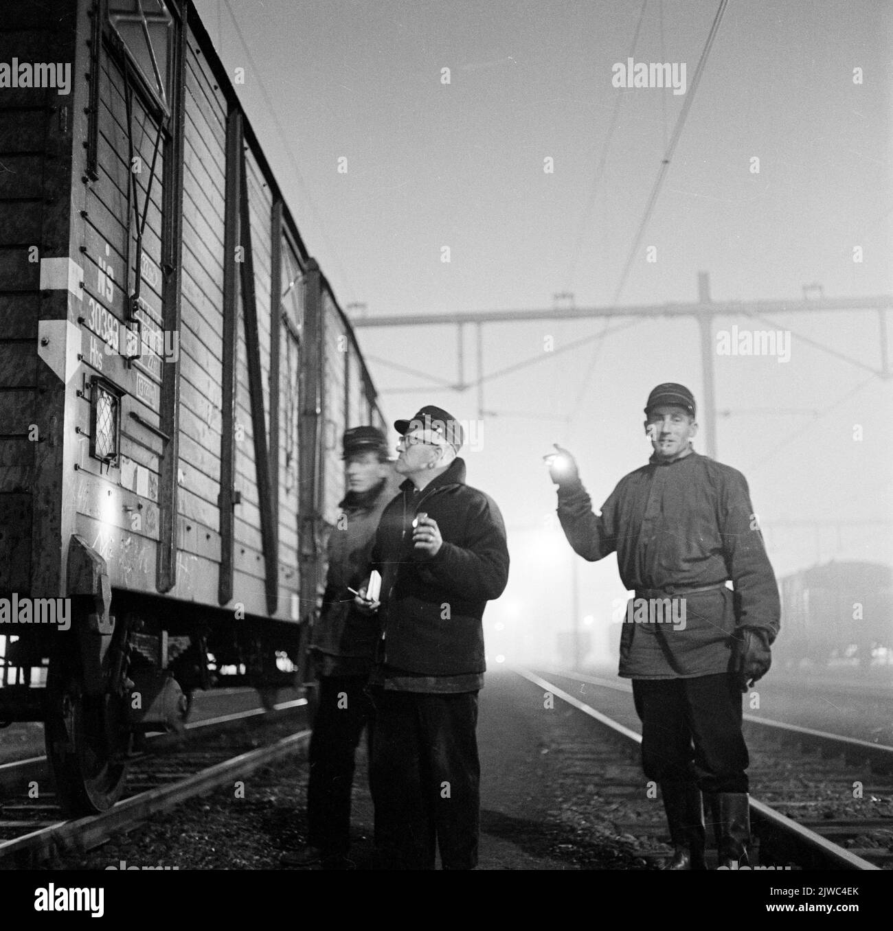 Workers rails wagons work hi-res stock photography and images - Alamy