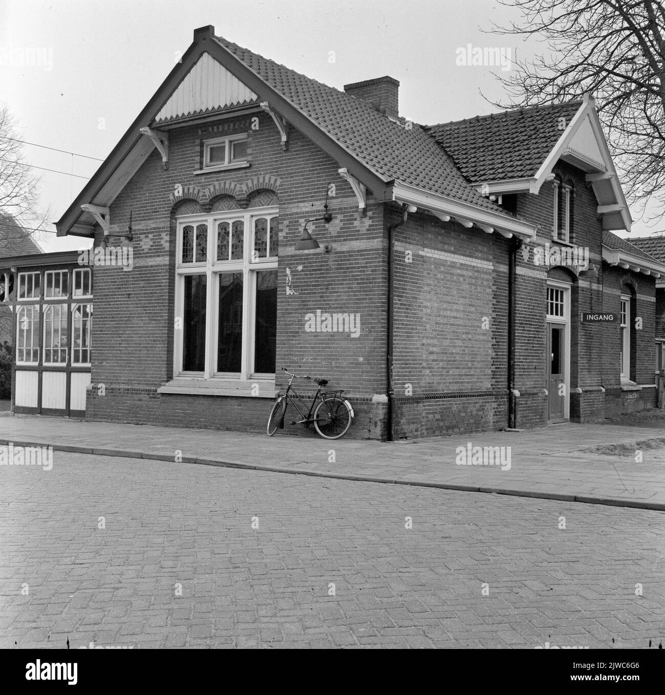 View of the front and side walls of the N.S. station Soestdijk in Soest ...