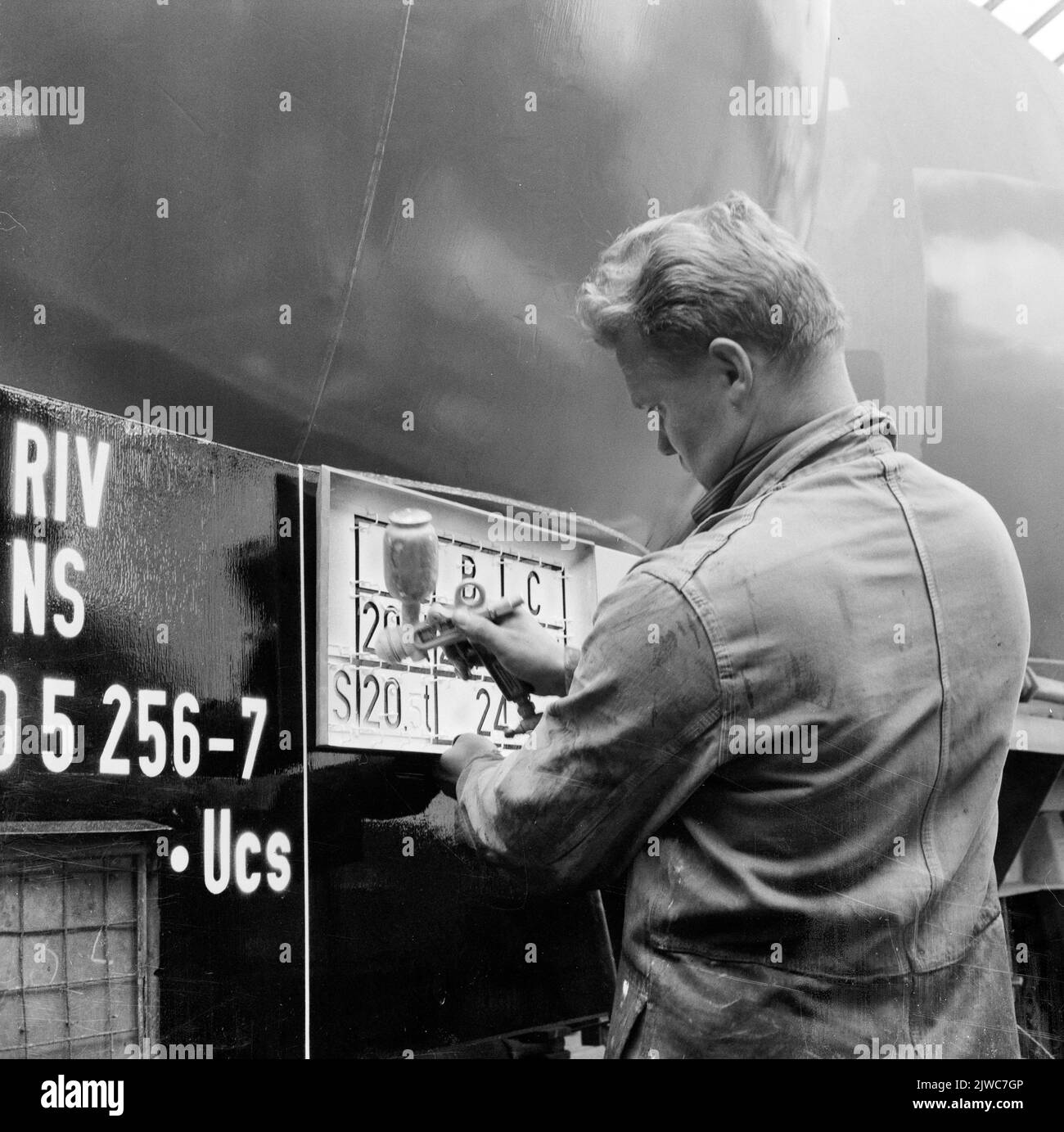 Image of an employee of the main workshop of the N.S. in Amersfoort ...
