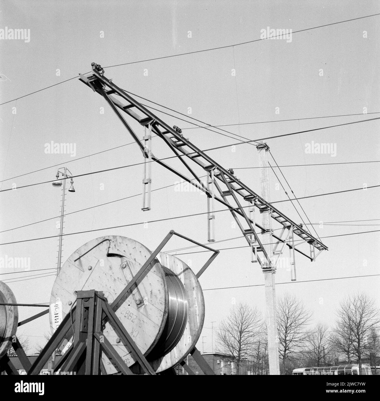 Image of a single top leader with support beam for the overhead line ...