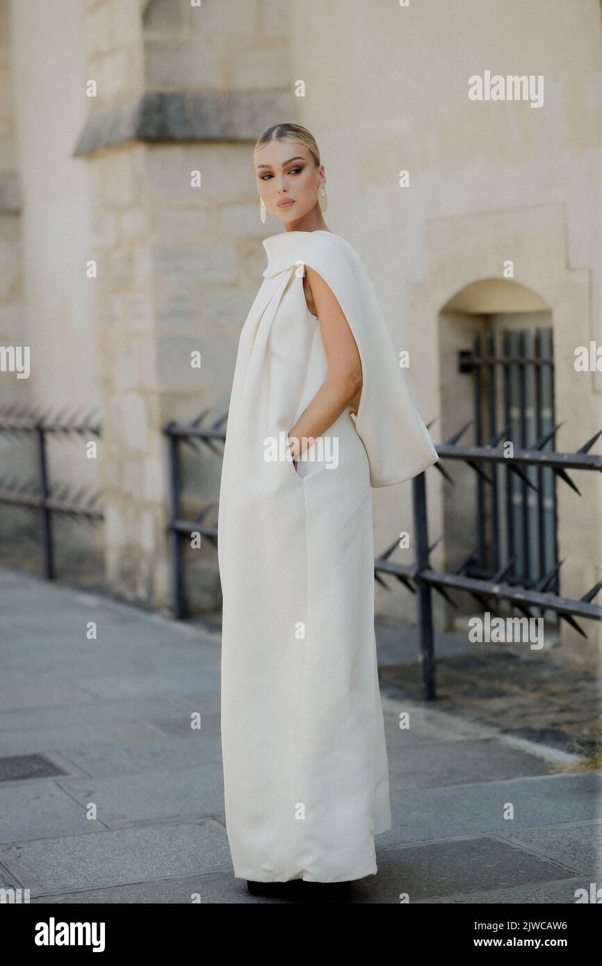 Street style, Romane Innc arriving at Alexis Mabille Fall-Winter 2022 ...